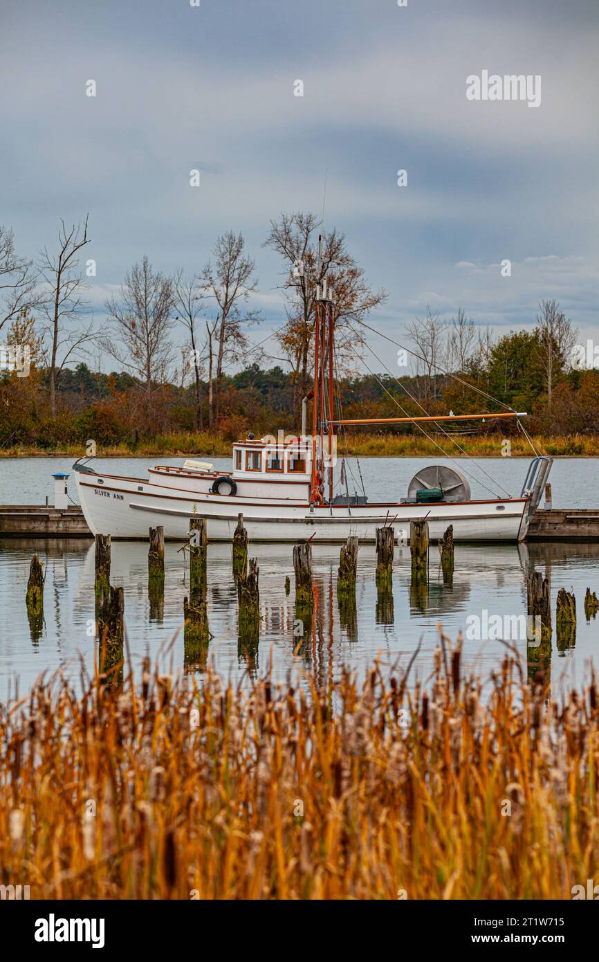 Small boat yard sky hi-res stock photography and images - Alamy