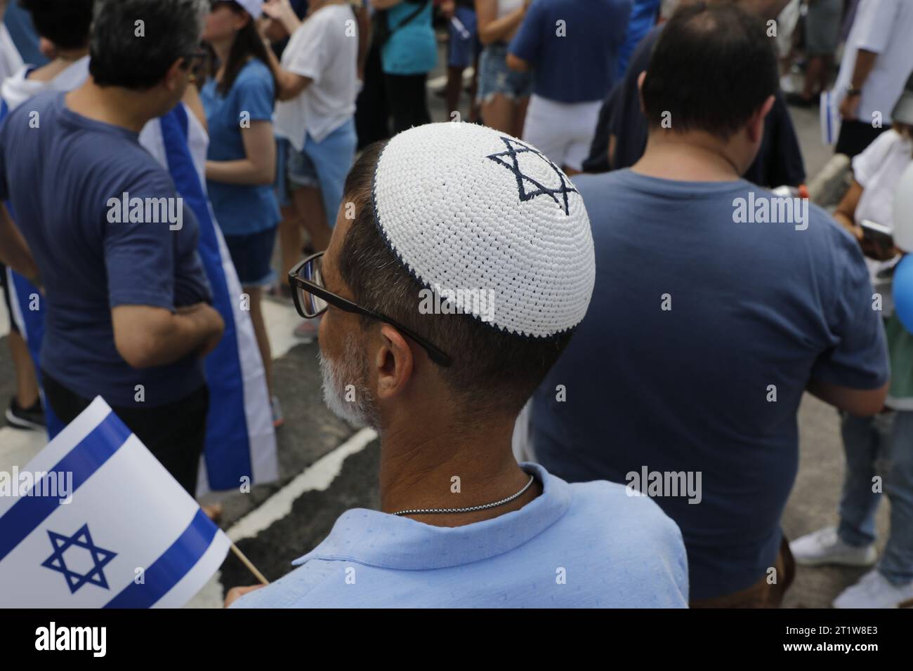 Jewish community marches in support of Israel in the conflict with ...