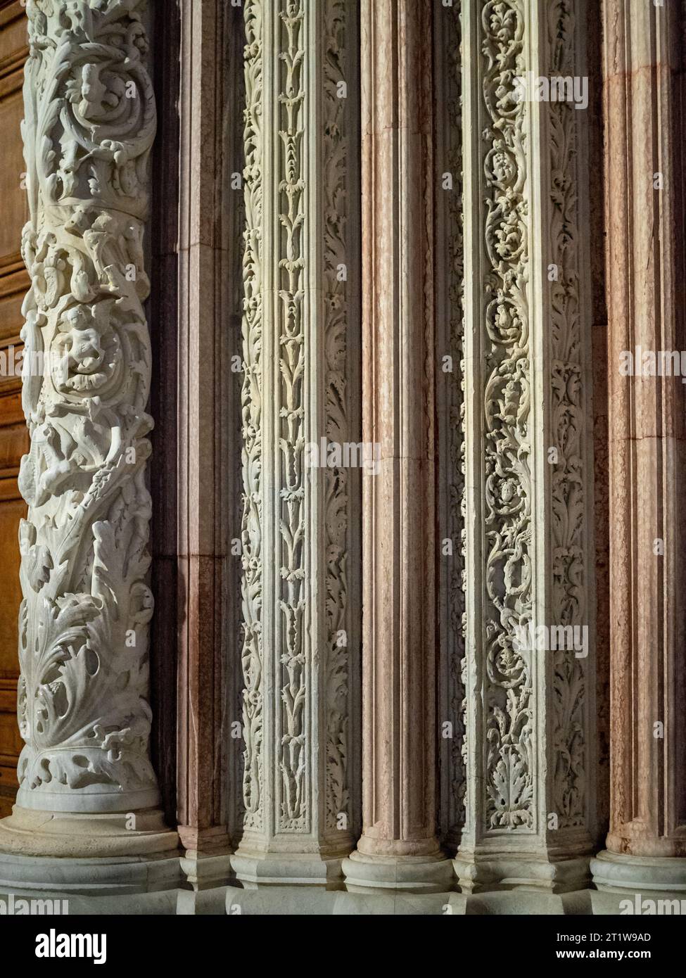 Polychromatic stone carving of the Siena Duomo doorway Stock Photo - Alamy