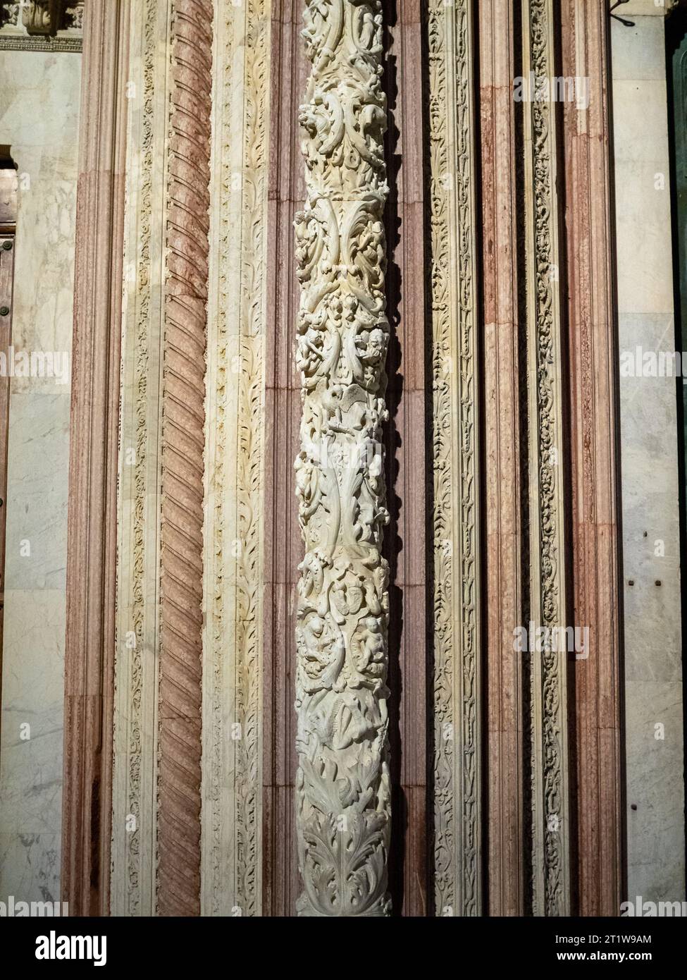 Polychromatic statue hi-res stock photography and images - Alamy