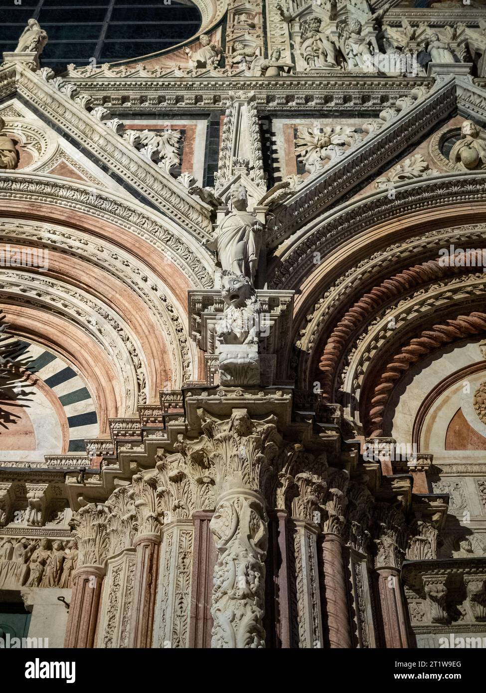 Chapiter and statues detail of the Siena Duomo facade Stock Photo - Alamy