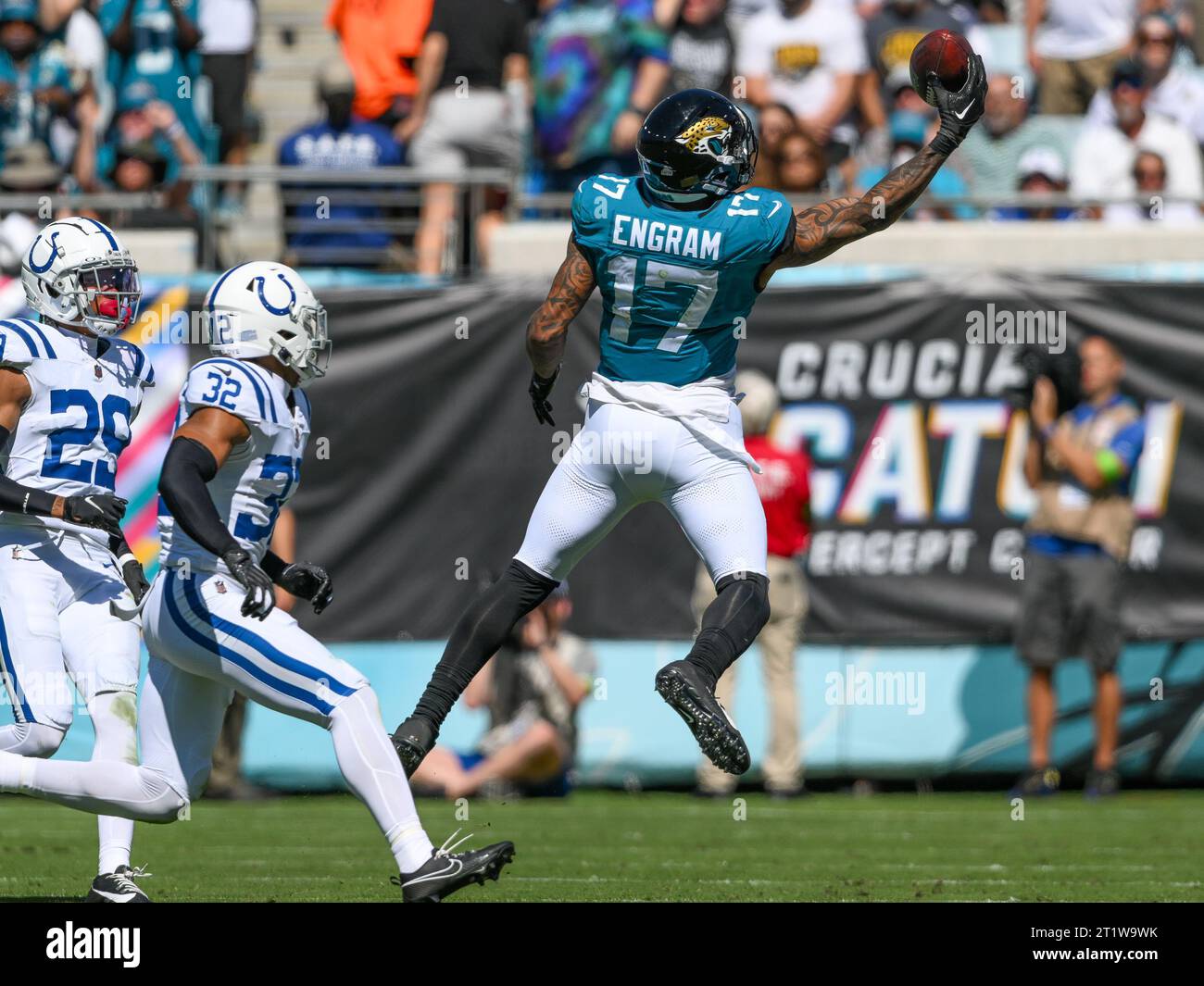 Jacksonville, FL, USA. 15th Oct, 2023. Jacksonville Jaguars tight end ...