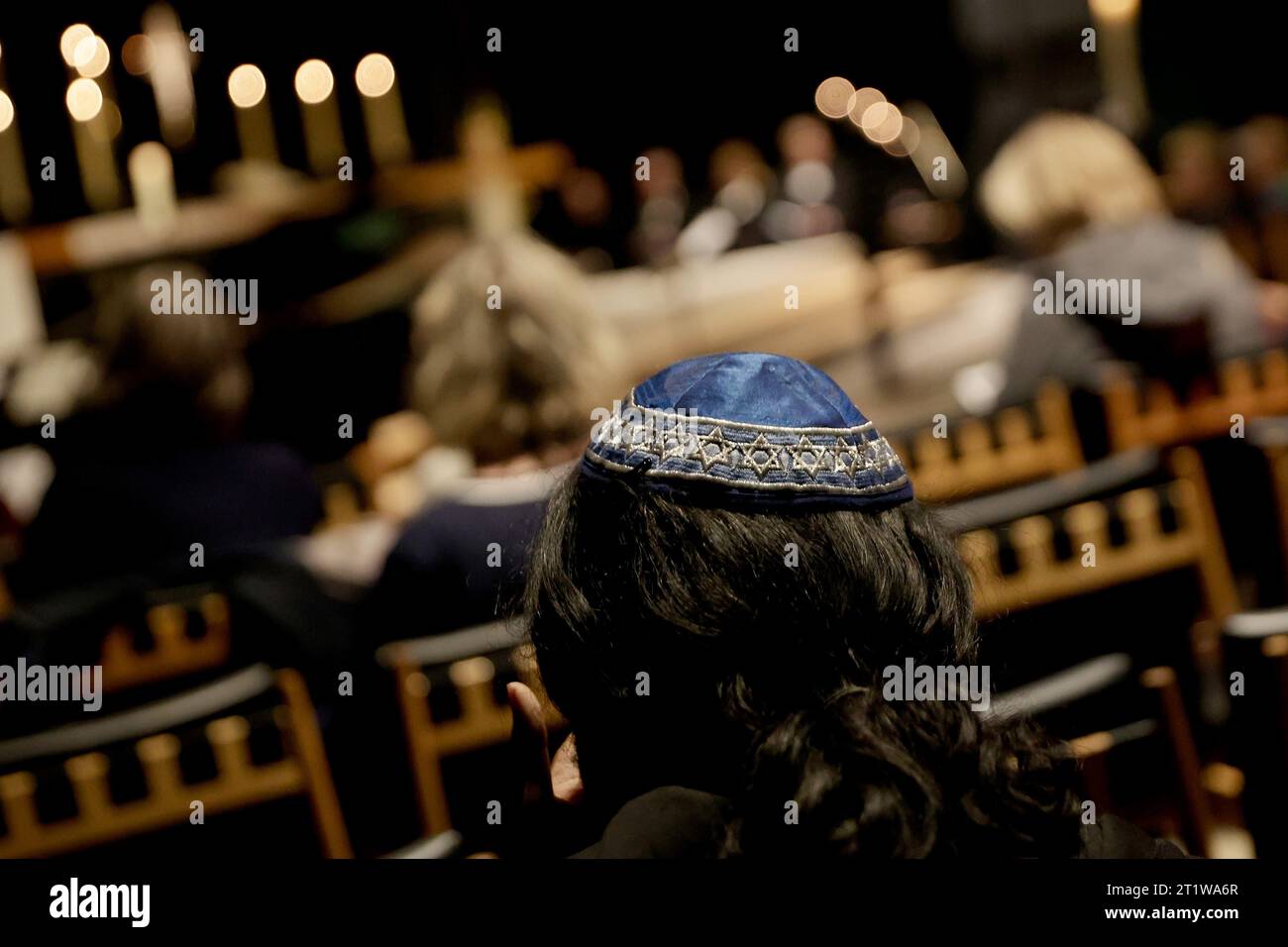 Berlin, Germany. 15th Oct, 2023. A visitor wears a kippah during a ...