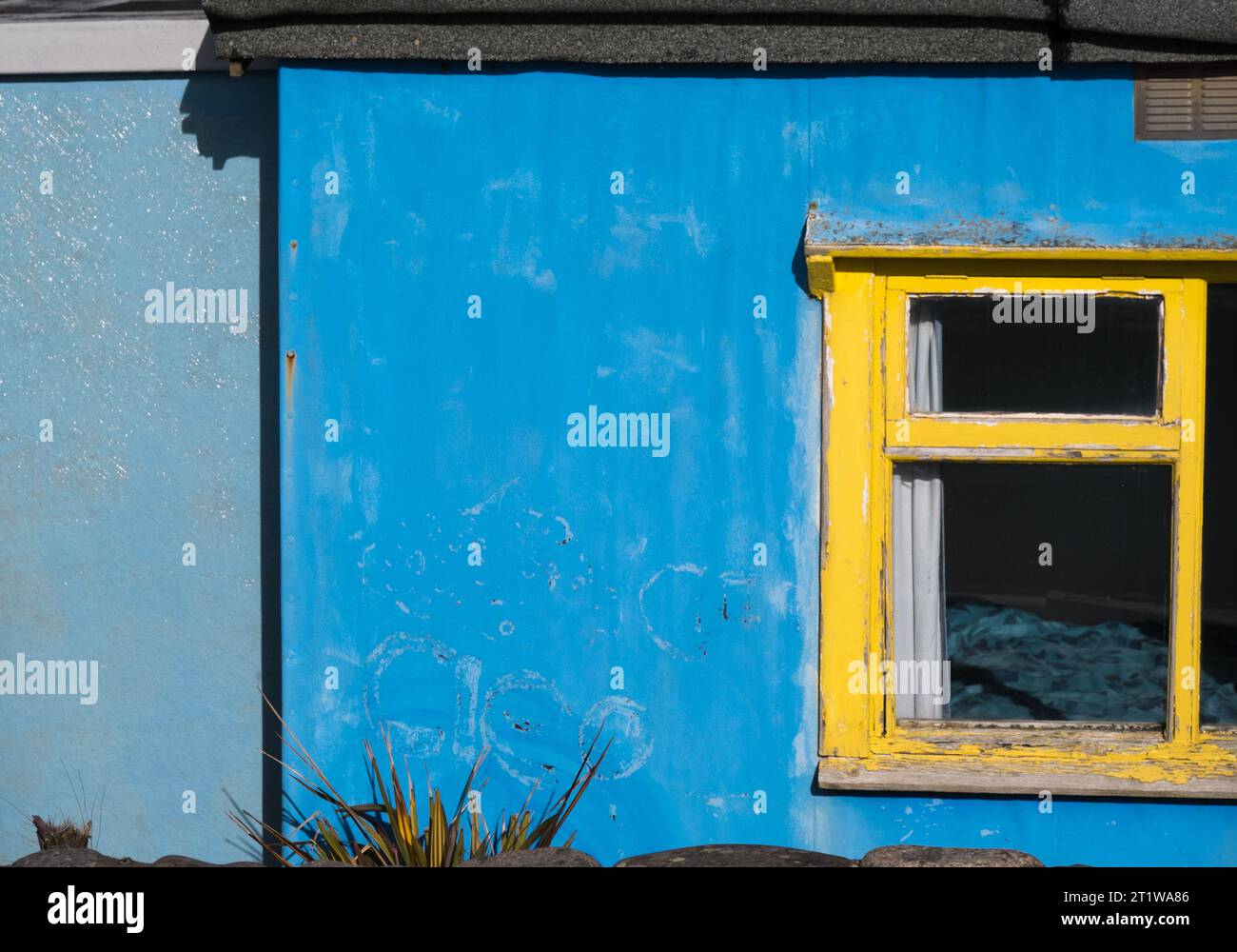Yellow window frame & blue wall Stock Photo - Alamy