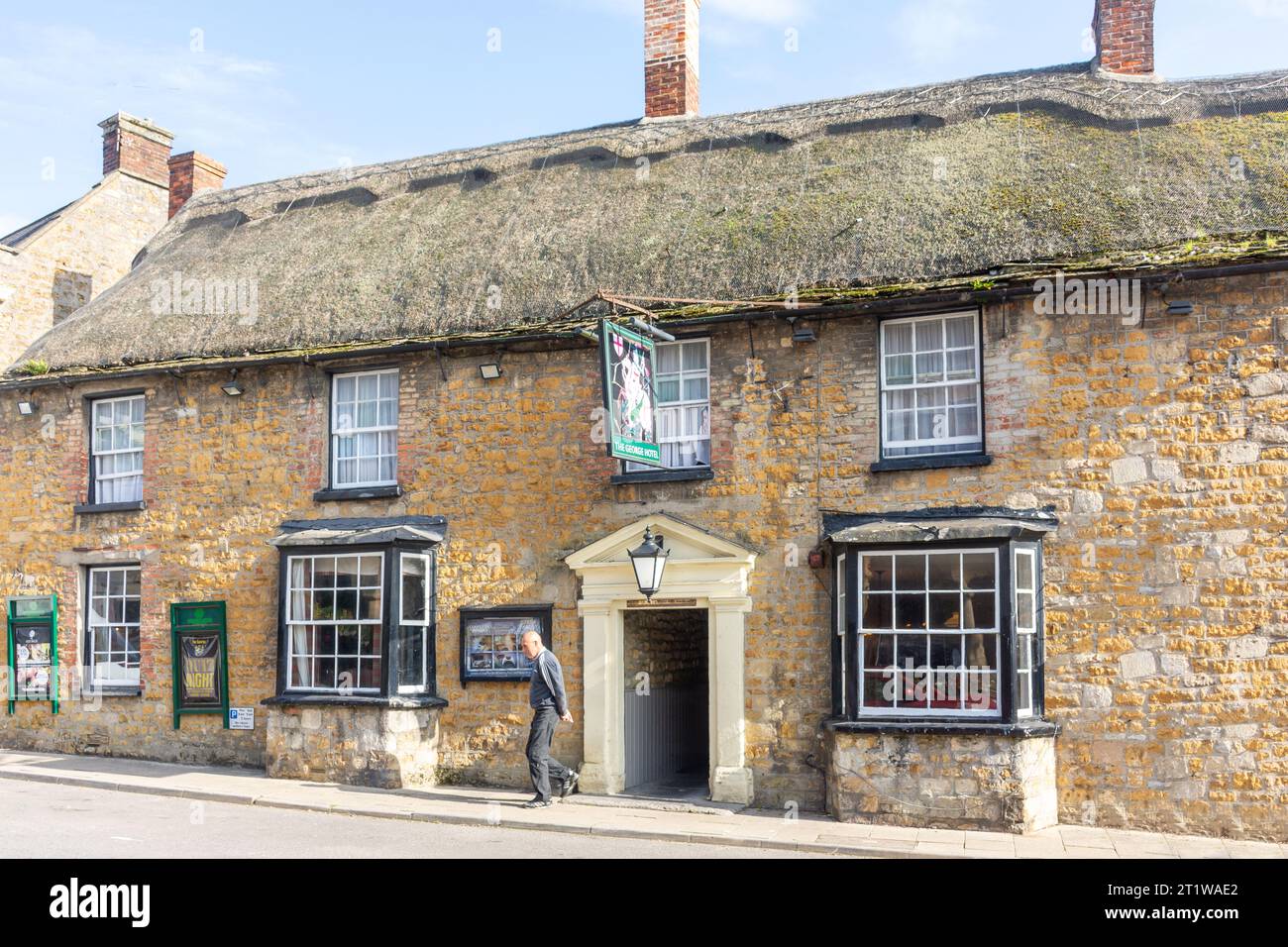 15th century historic the george hotel market place castle cary hi-res ...