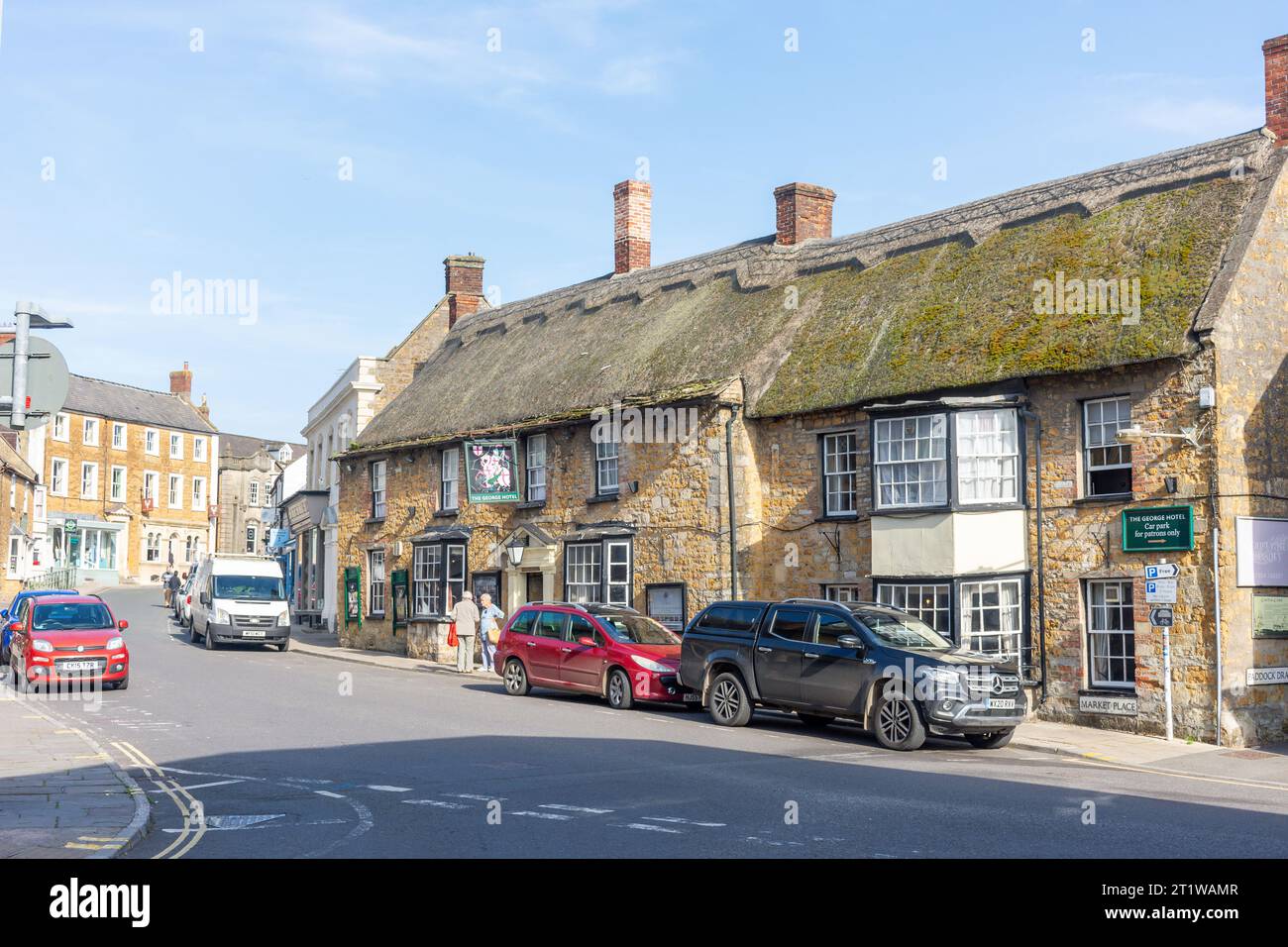 15th century historic the george hotel market place castle cary hi-res ...