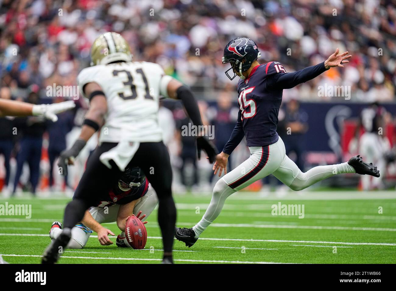 Houston Texans place-kicker Ka'imi Fairbairn (15) kicks a field goal in ...