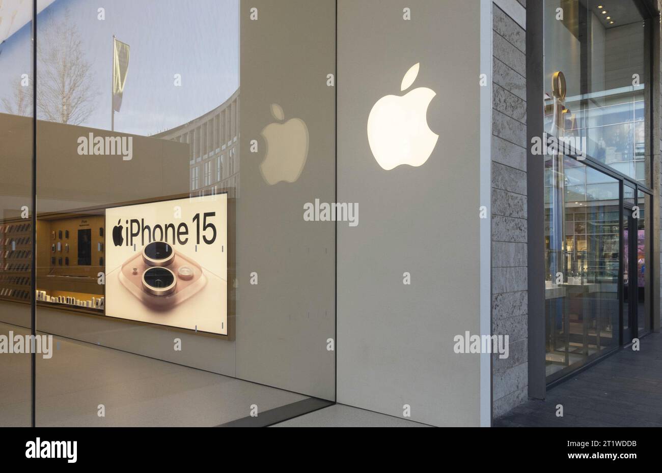 Liverpool Apple Store promoting iPhone 15 Stock Photo - Alamy
