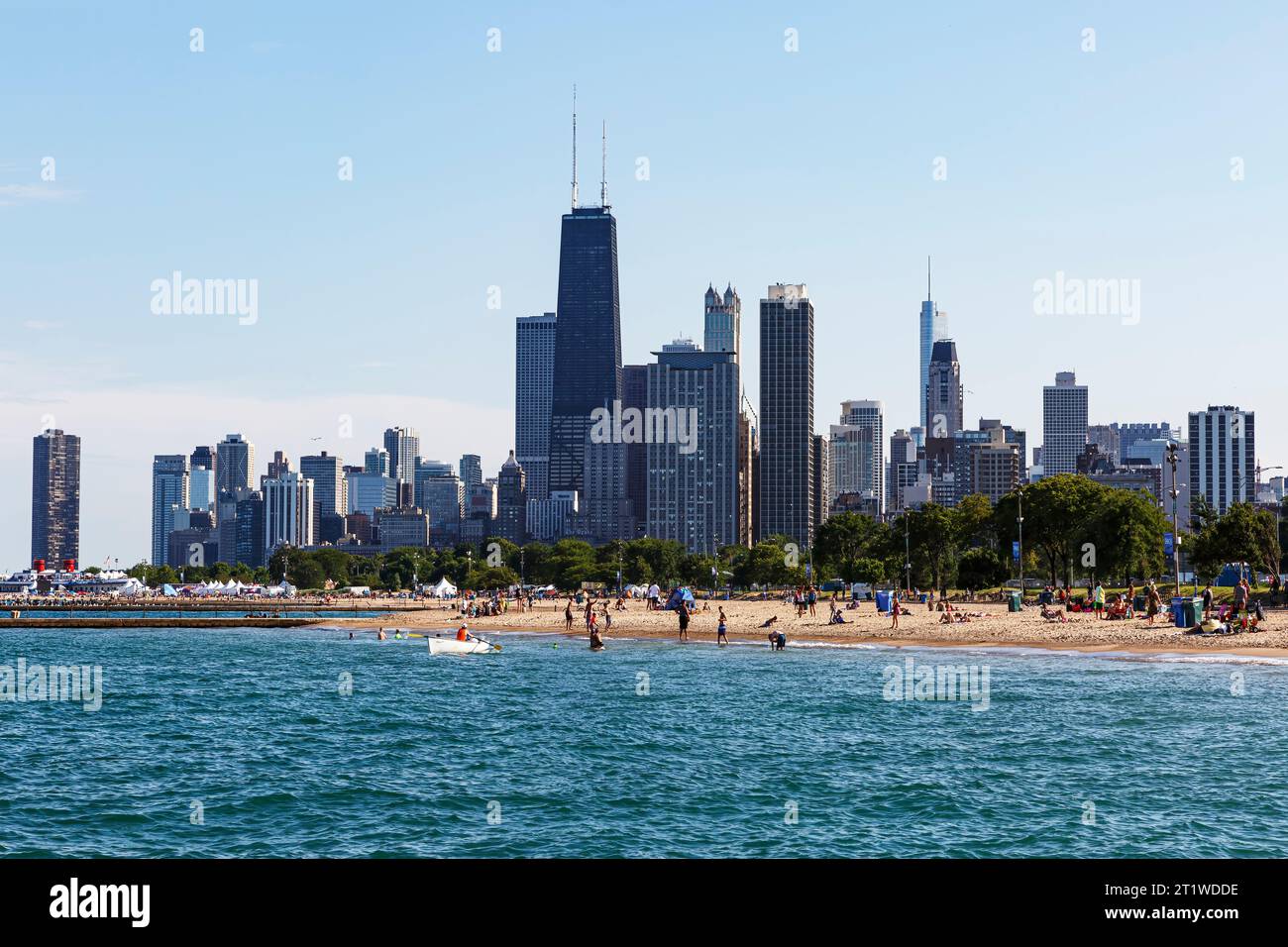 Lake Michigan beach with Chicago city skyline in the background ...