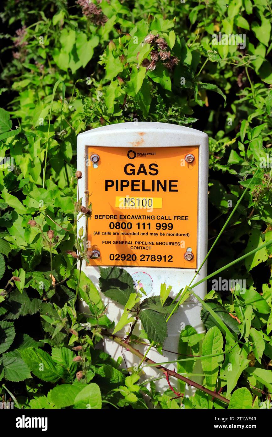 Pipeline marker hi-res stock photography and images - Alamy