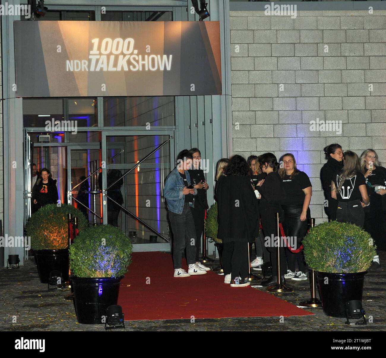 Eingang zur Talk Show mit rotem Teppich. Roter Teppich zur1000. TV ...