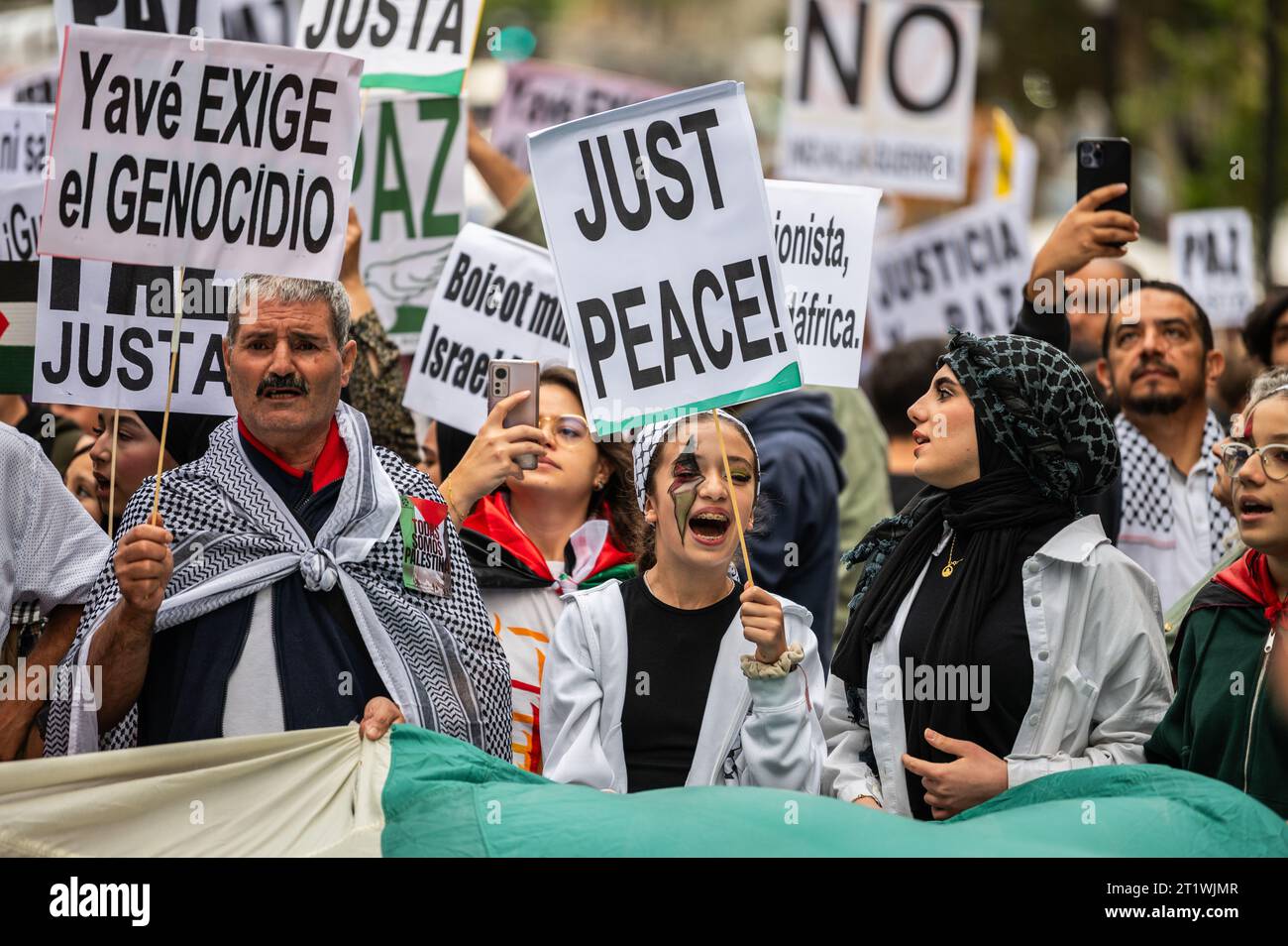 Madrid, Spain. 15th Oct, 2023. Protesters shouting slogans and carrying ...