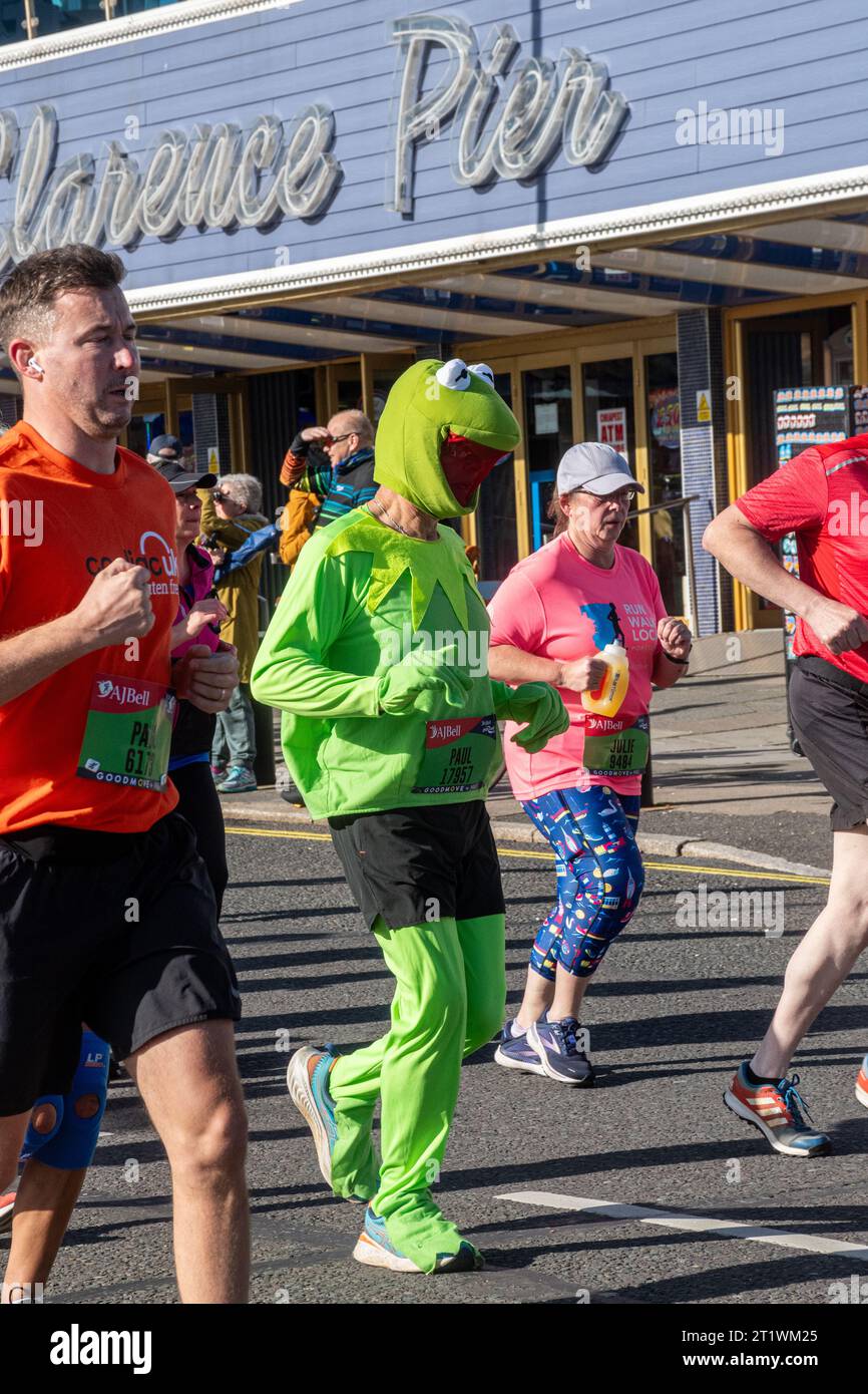 Kermit the frog costume hi-res stock photography and images - Alamy
