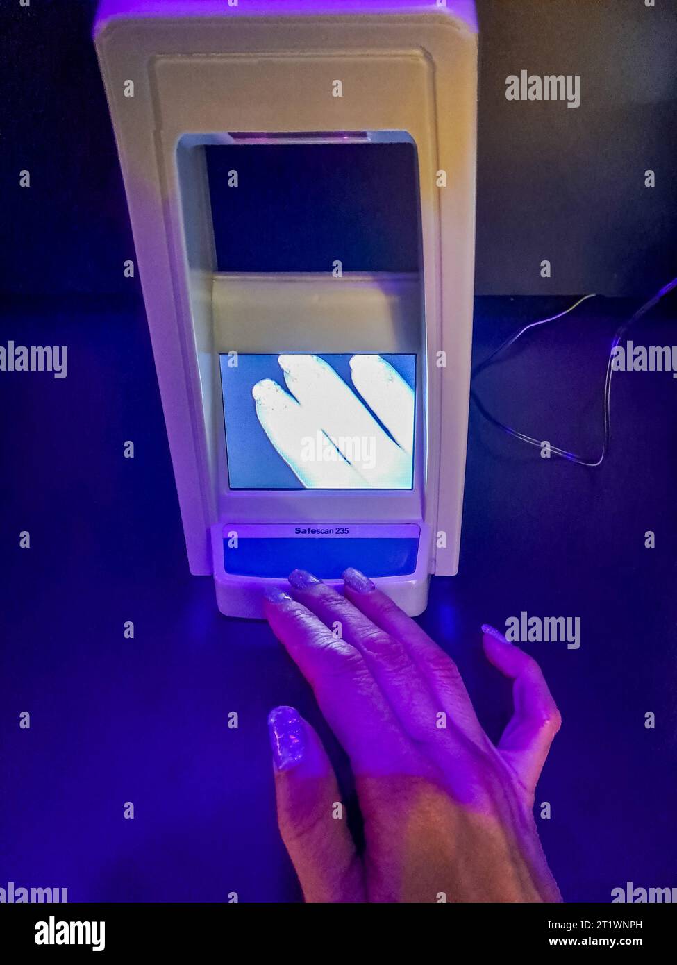 Uv light sterilization hi-res stock photography and images - Alamy