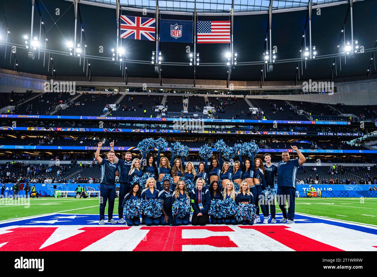 Cheerleader kick hi-res stock photography and images - Alamy