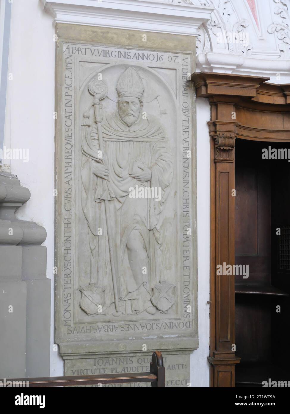 Real gravestone hi-res stock photography and images - Alamy