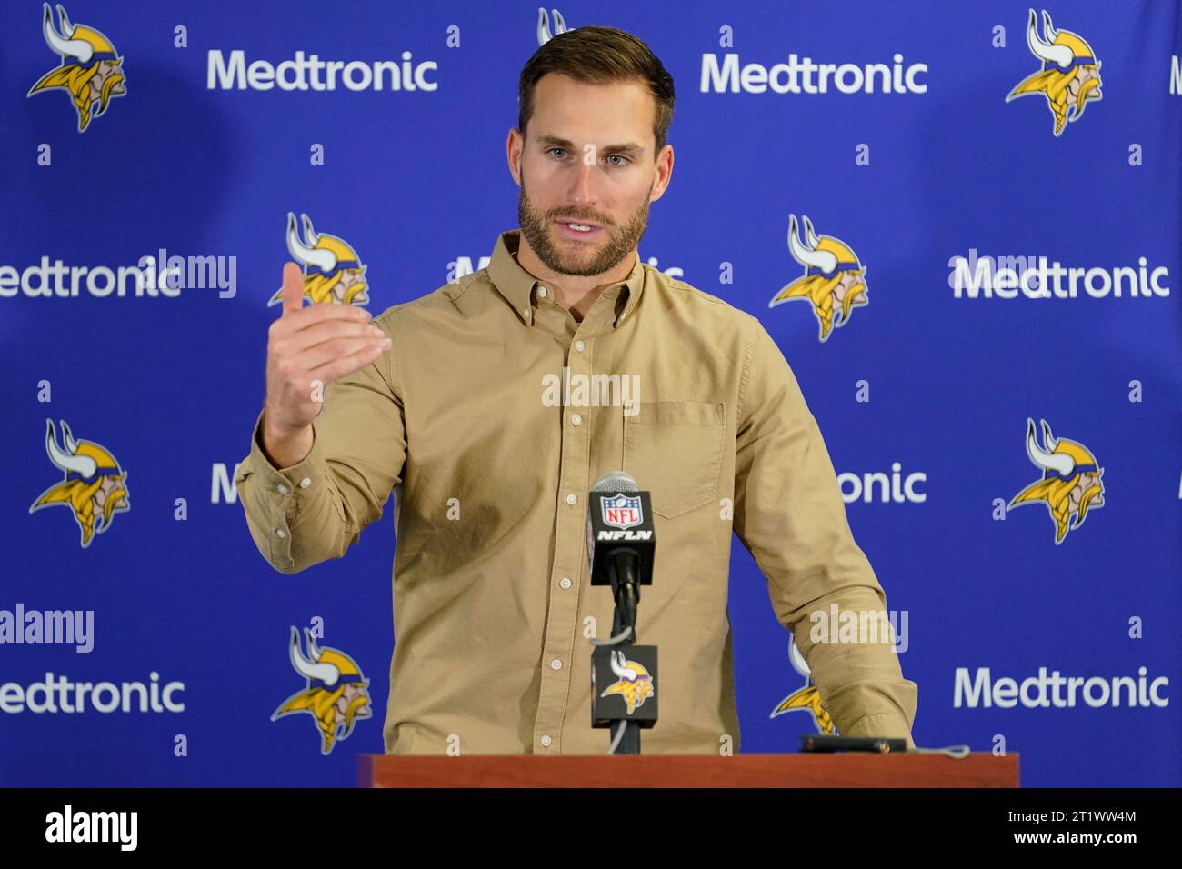 Minnesota Vikings quarterback Kirk Cousins responds to a reporter's ...