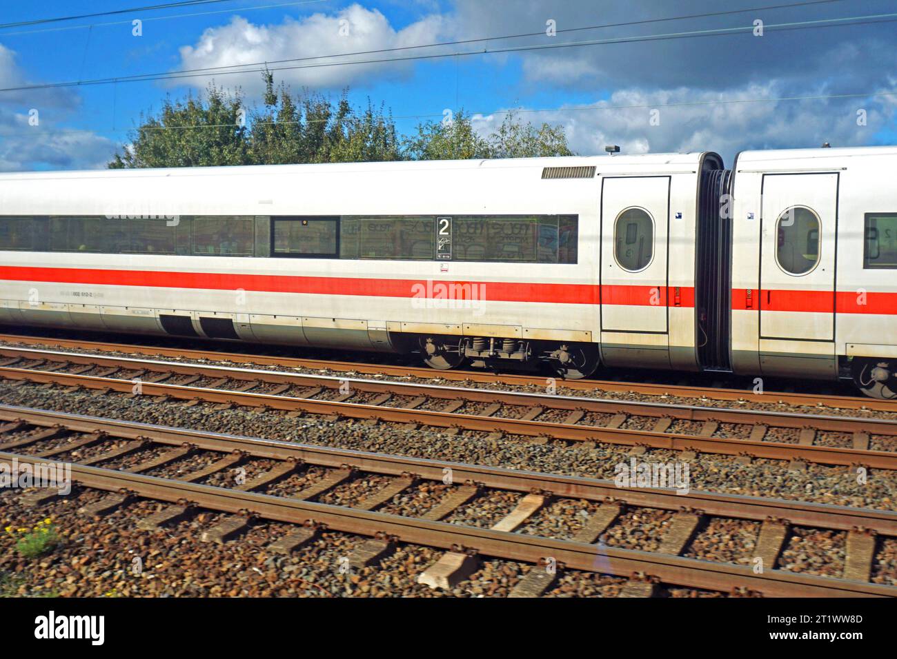 Hochgeschwindigkeitsfahrten durch Deutschland Die Flanke eines ICE der ...