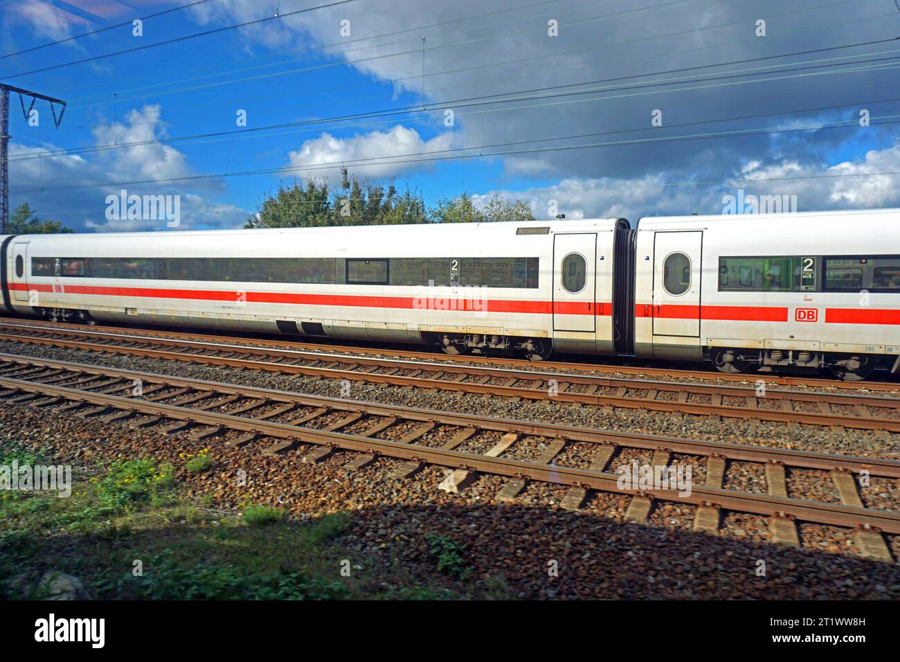 Hochgeschwindigkeitsfahrten durch Deutschland Die Flanke eines ICE der ...