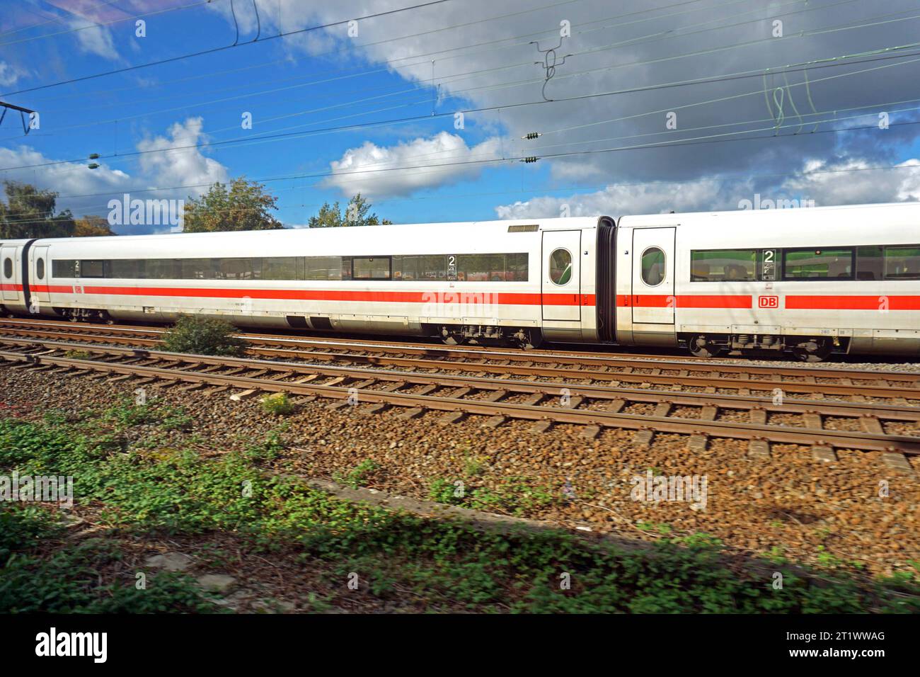 Hochgeschwindigkeitsfahrten durch Deutschland Die Flanke eines ICE der ...