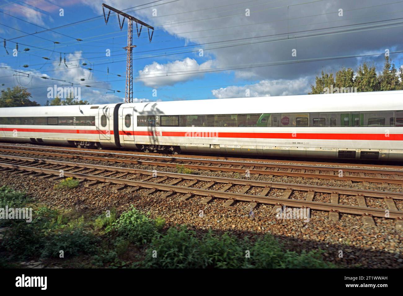 Hochgeschwindigkeitsfahrten durch Deutschland Die Flanke eines ICE der ...