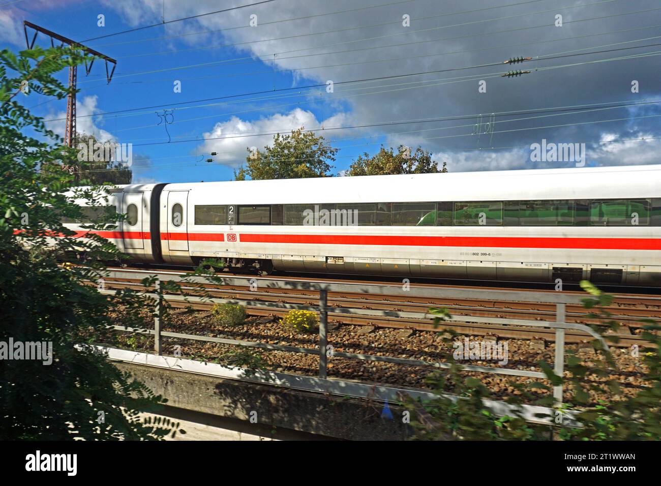 Hochgeschwindigkeitsfahrten durch Deutschland Die Flanke eines ICE der ...