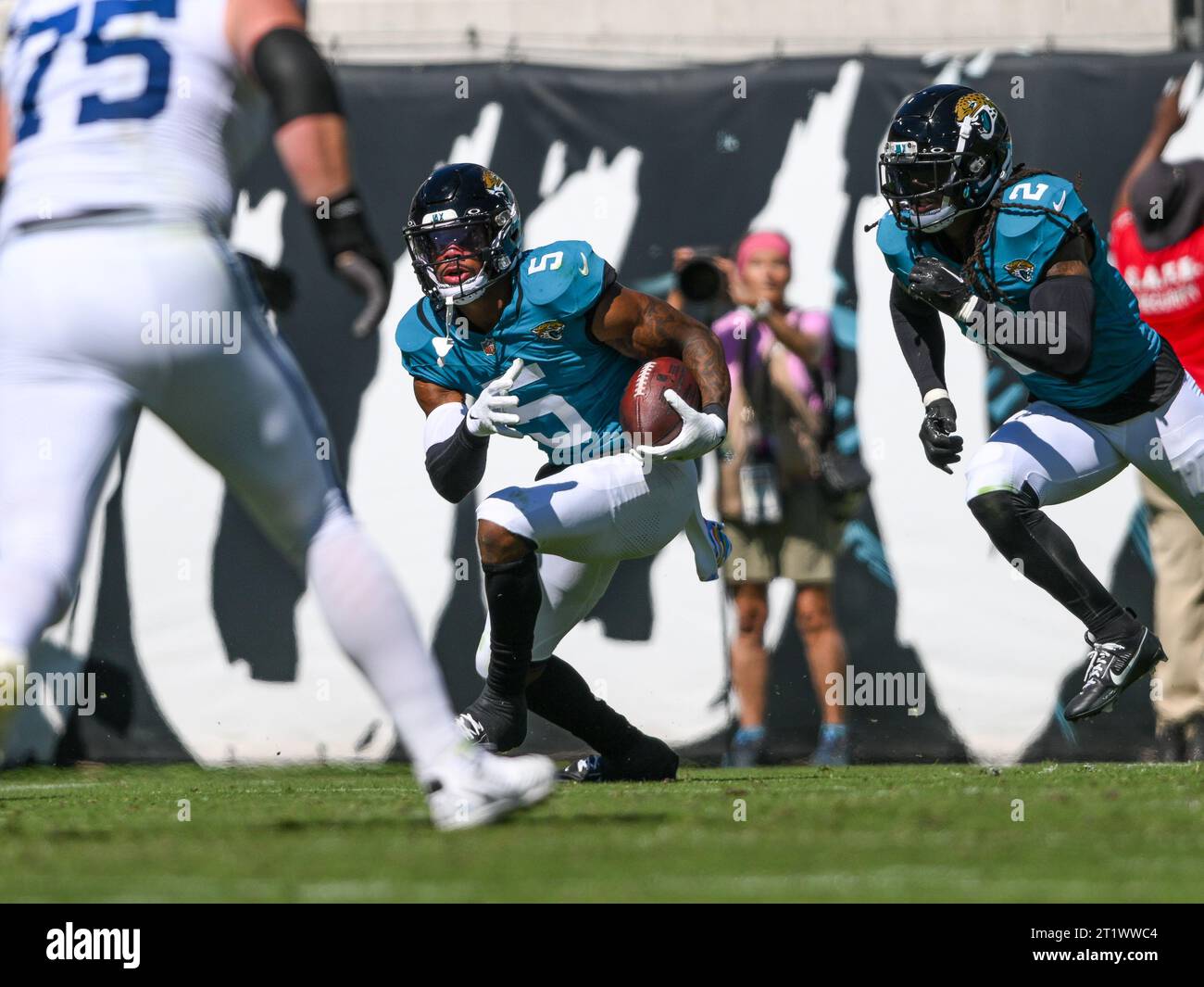 Jacksonville, FL, USA. 15th Oct, 2023. Jacksonville Jaguars safety ...