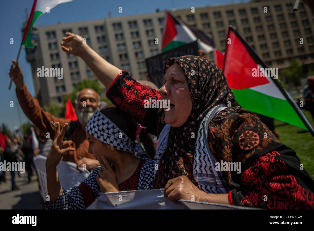 A woman from the Palestinian community in Chile takes part in the ...