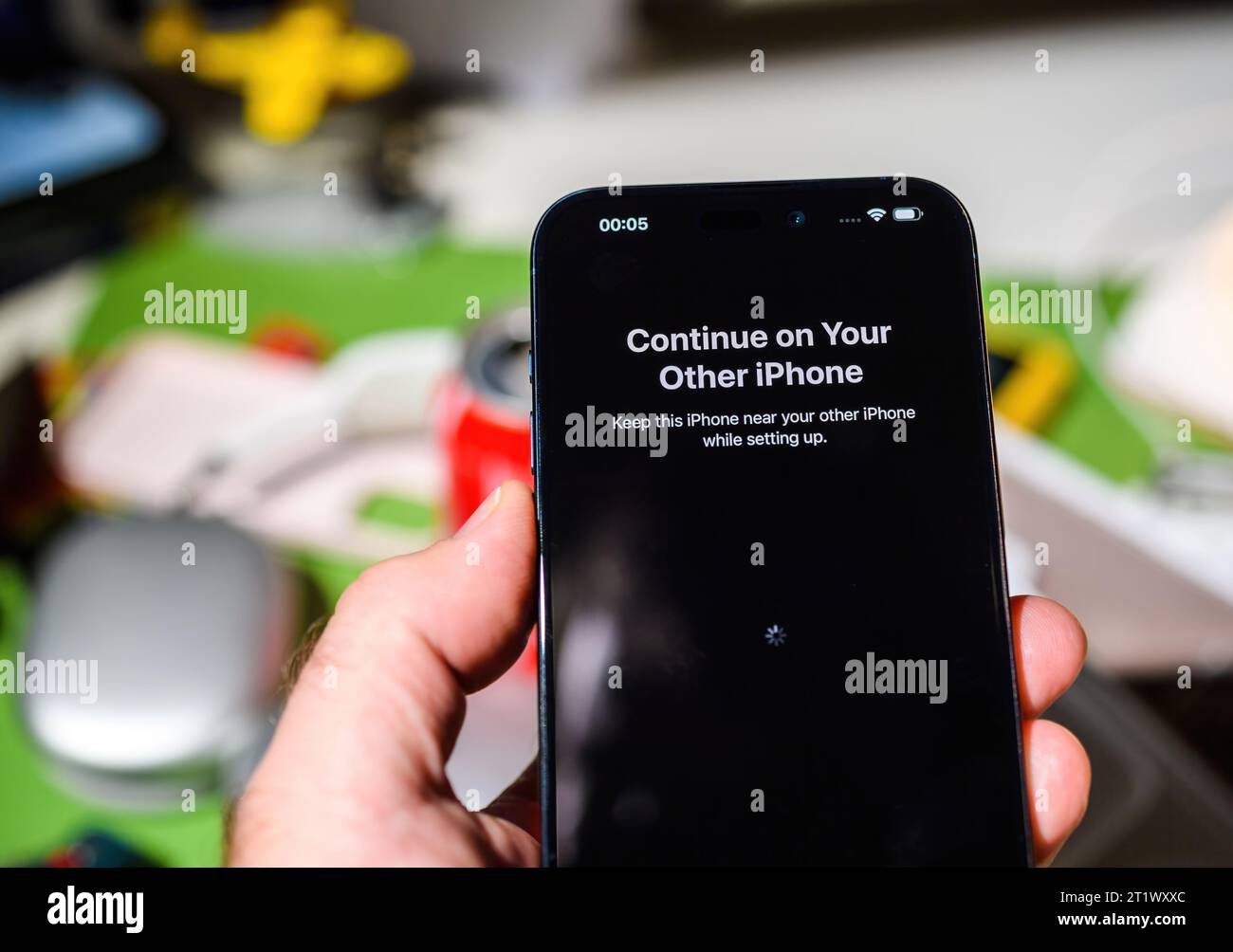 Continue on another iphone hi-res stock photography and images - Alamy