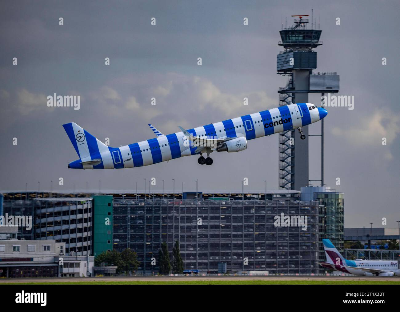 Condor, Airbus A321-211, D-AIAF, beim Start auf dem Flughafen Düsseldorf International, Tower ...