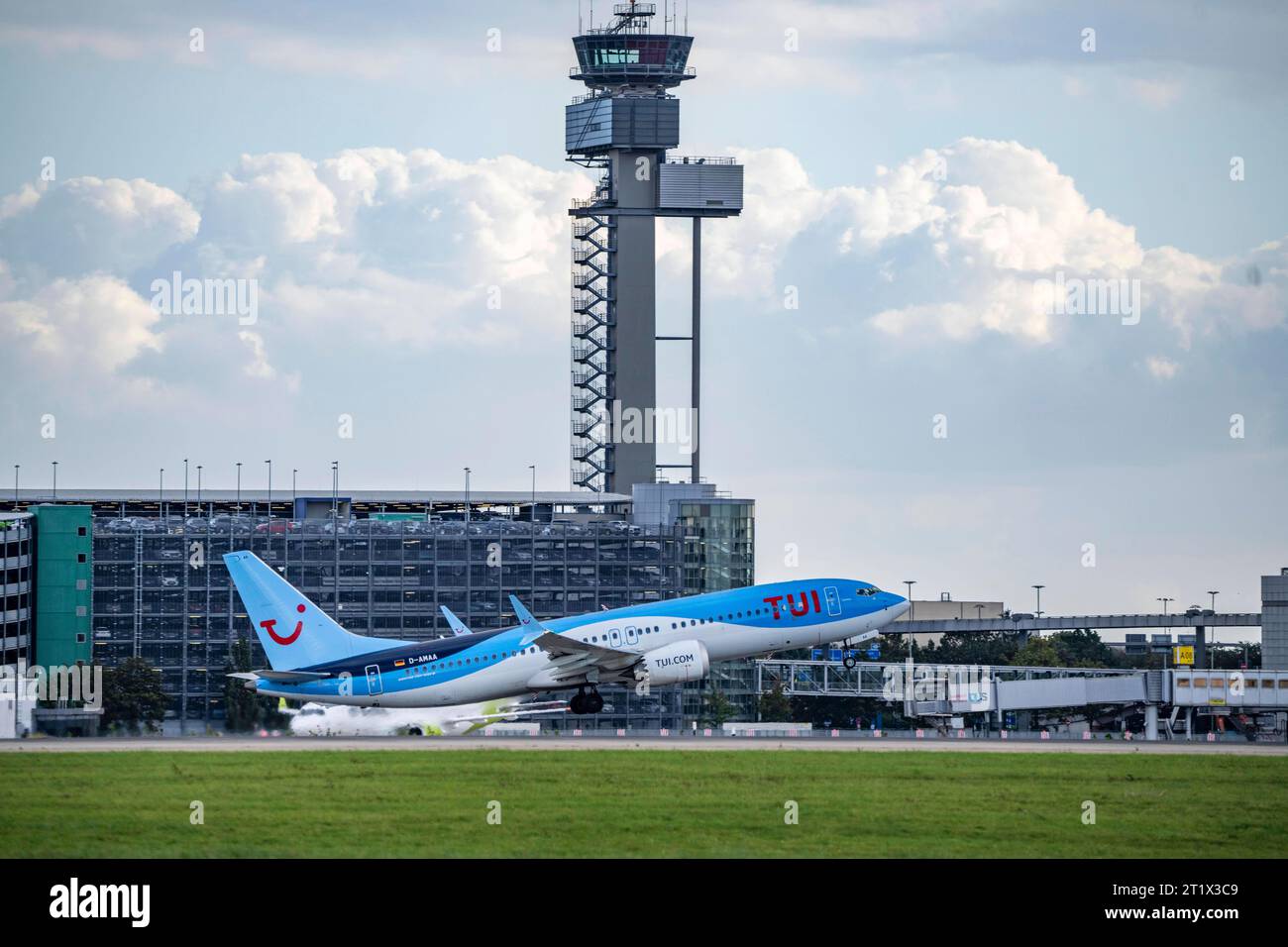 TUIfly, Boeing 737 Max 8, D-AMAA, beim Start auf dem Flughafen Düsseldorf International, Tower ...