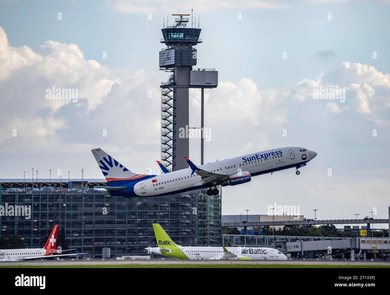 SunExpress, Boeing 737-800, TC-SEO, beim Start auf dem Flughafen Düsseldorf International, Tower ...