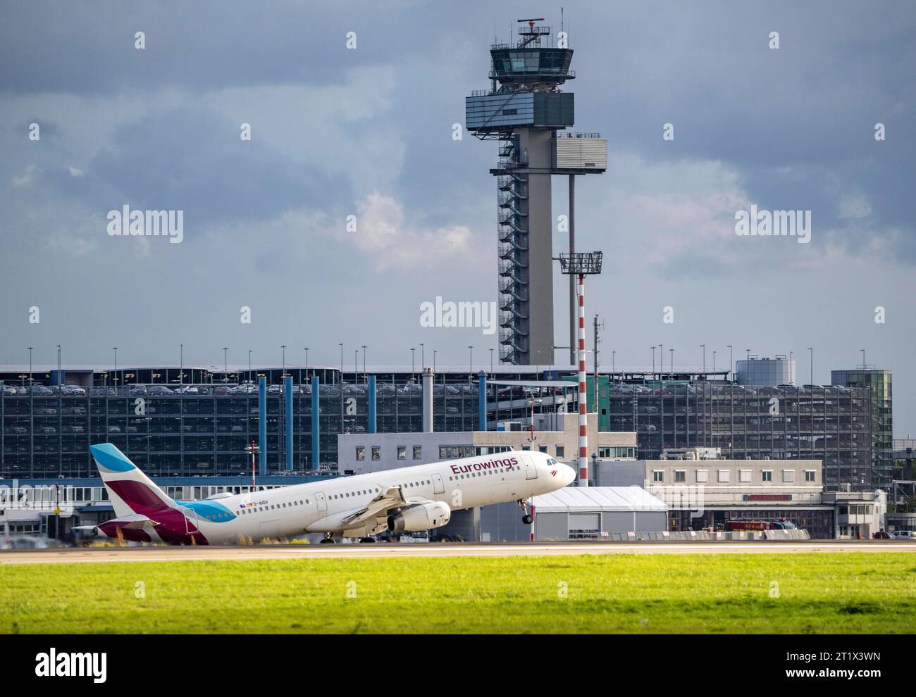 Eurowings, Airbus A321-200, D-AIDV, beim Start auf dem Flughafen Düsseldorf International, Tower ...