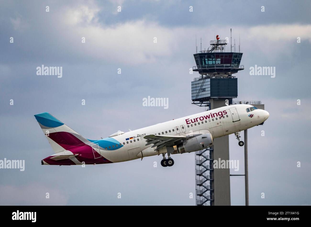 Eurowings, Airbus A319-100, D-AGWY, beim Start auf dem Flughafen Düsseldorf International, Tower ...