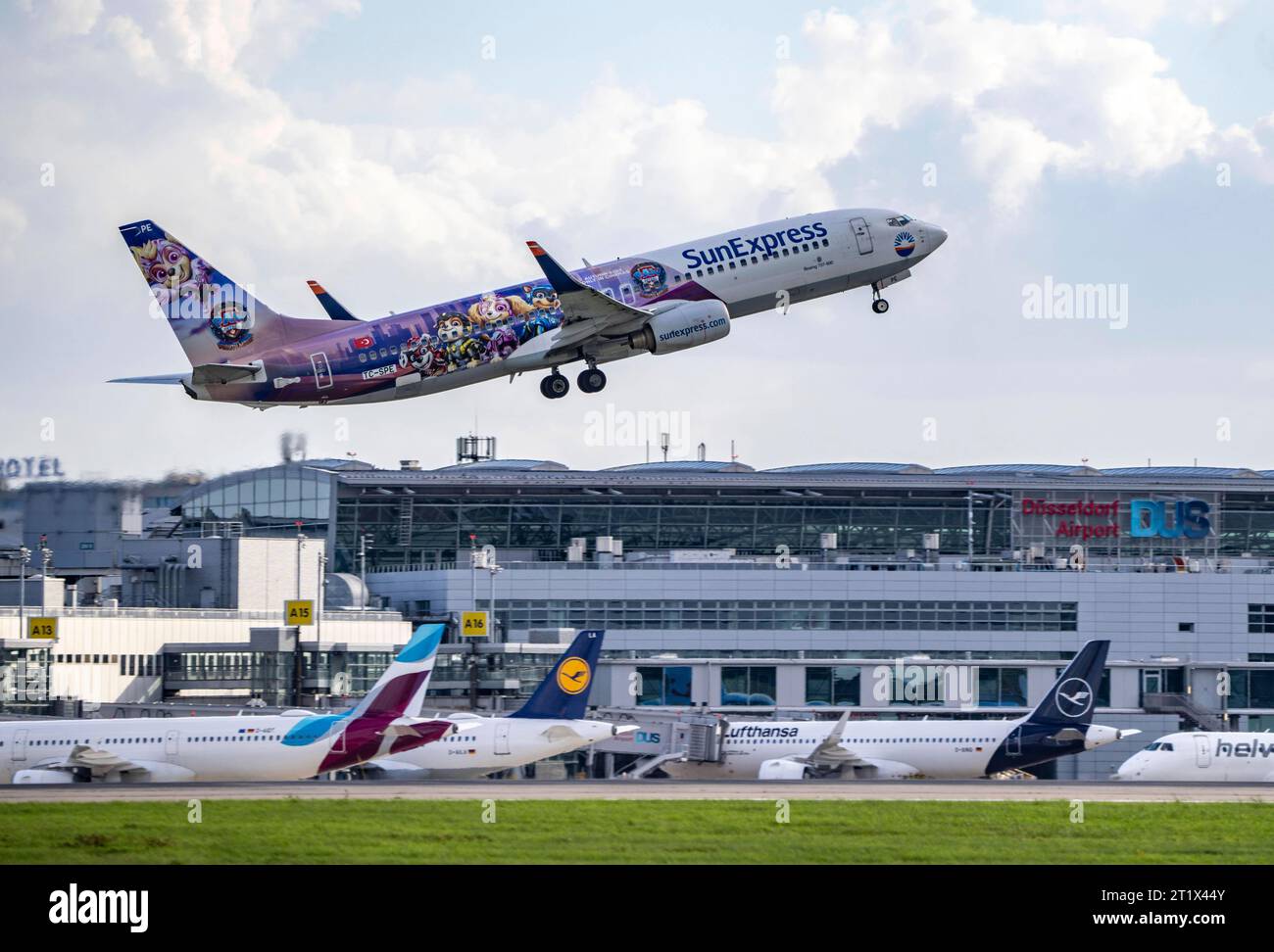 SunExpress, Boeing 737-800, TC-SPE, beim Start auf dem Flughafen ...