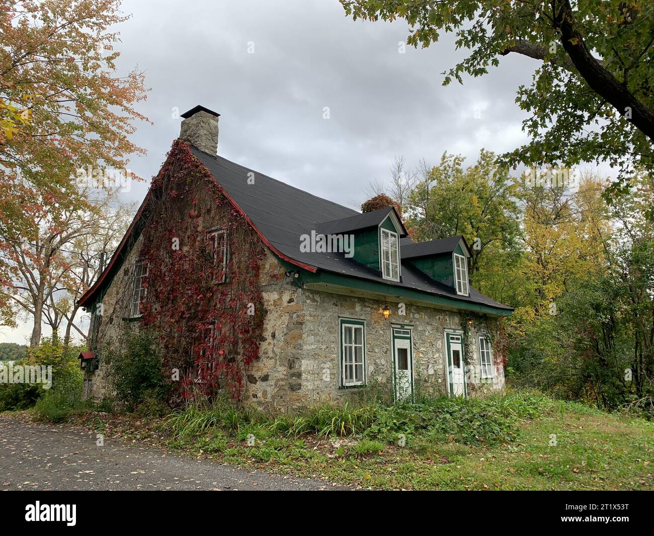 Traditional Canadian house in autumn Stock Photo - Alamy