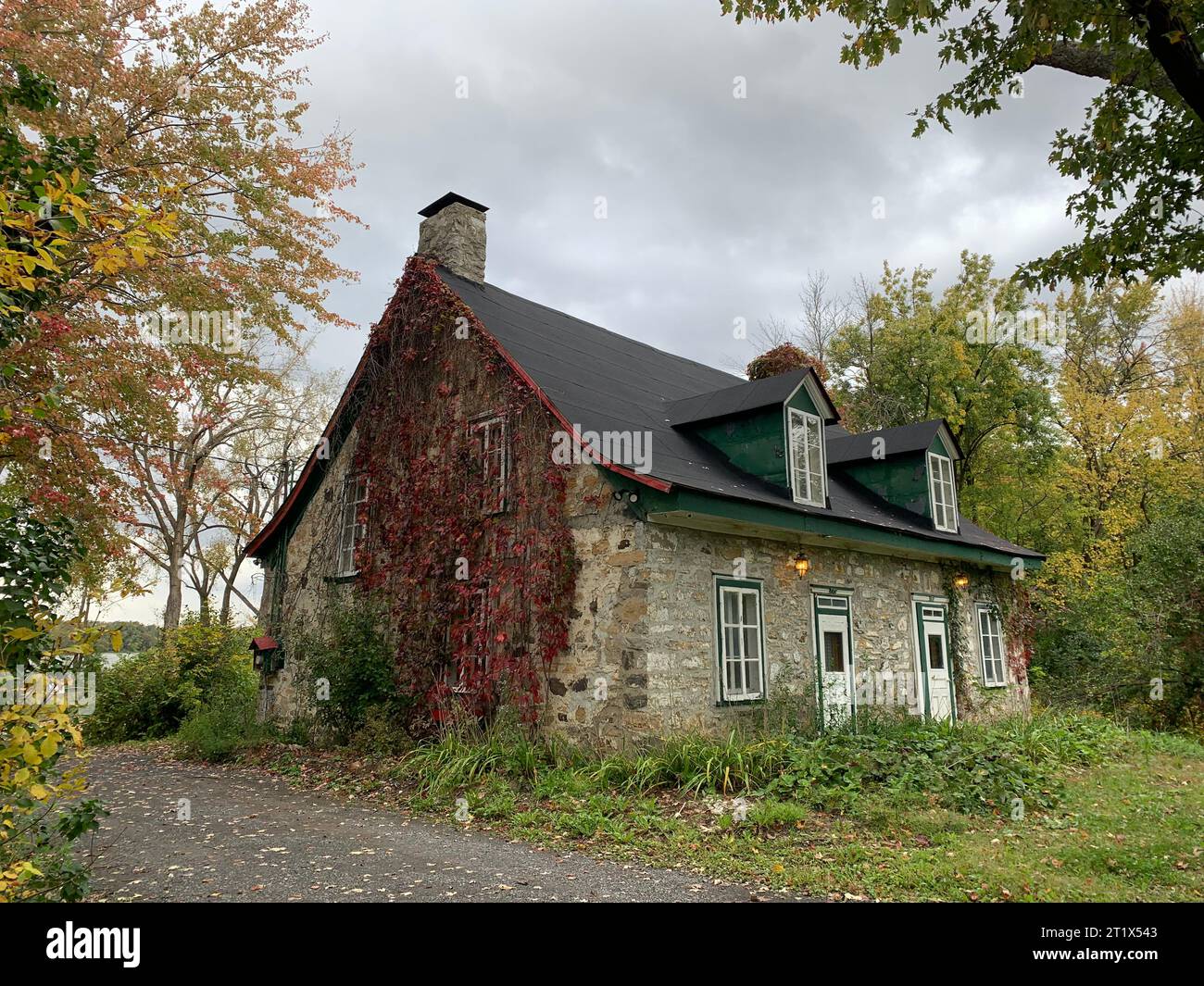 Traditional Canadian house in autumn Stock Photo - Alamy