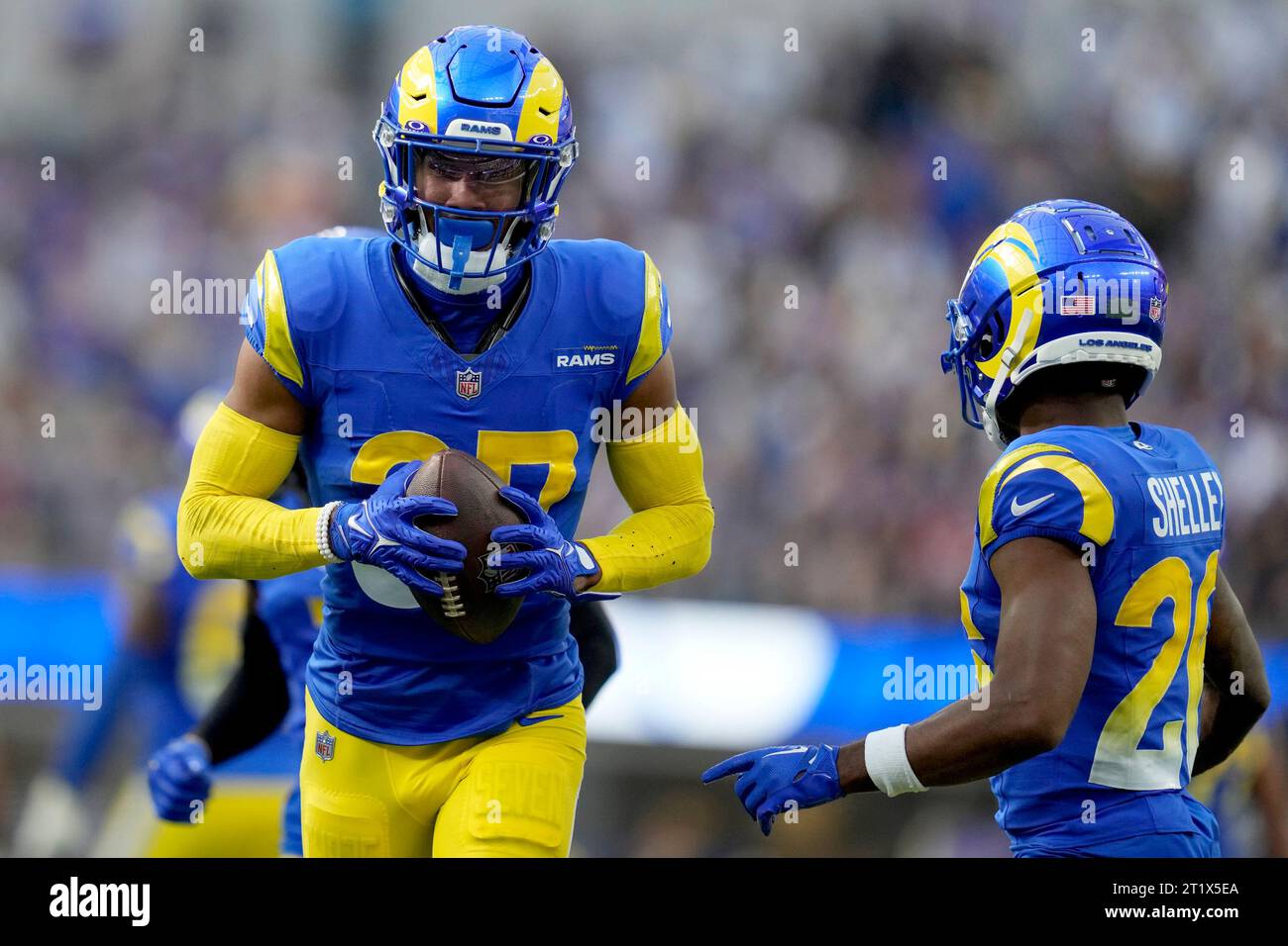 Los Angeles Rams safety Quentin Lake (37), left, recovers a fumble ...