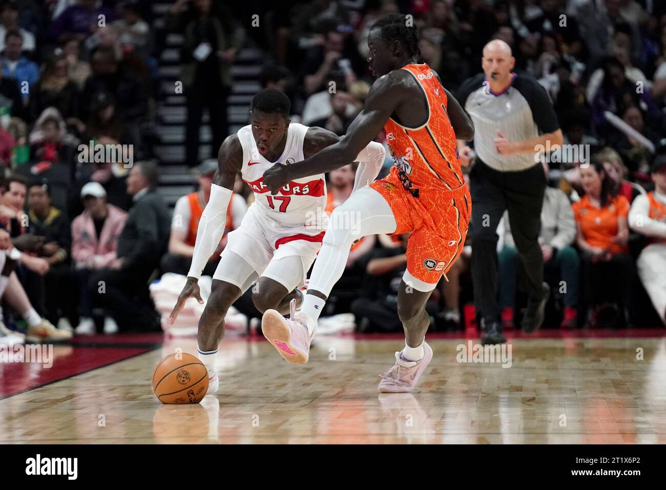 Toronto Raptors point guard Dennis Schroder (17) is chased by Cairns ...