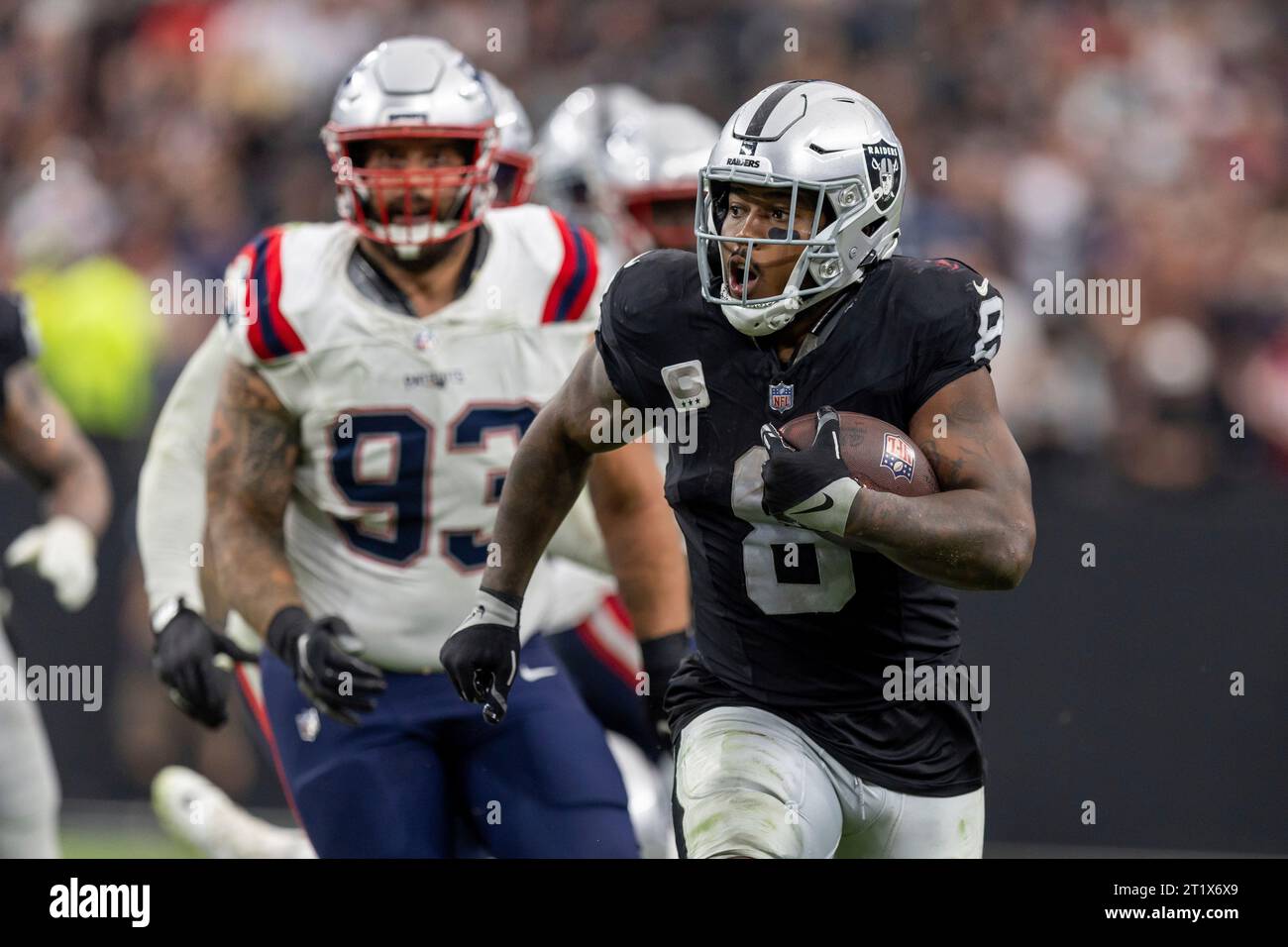 Las Vegas Raiders running back Josh Jacobs (8) runs the ball against ...