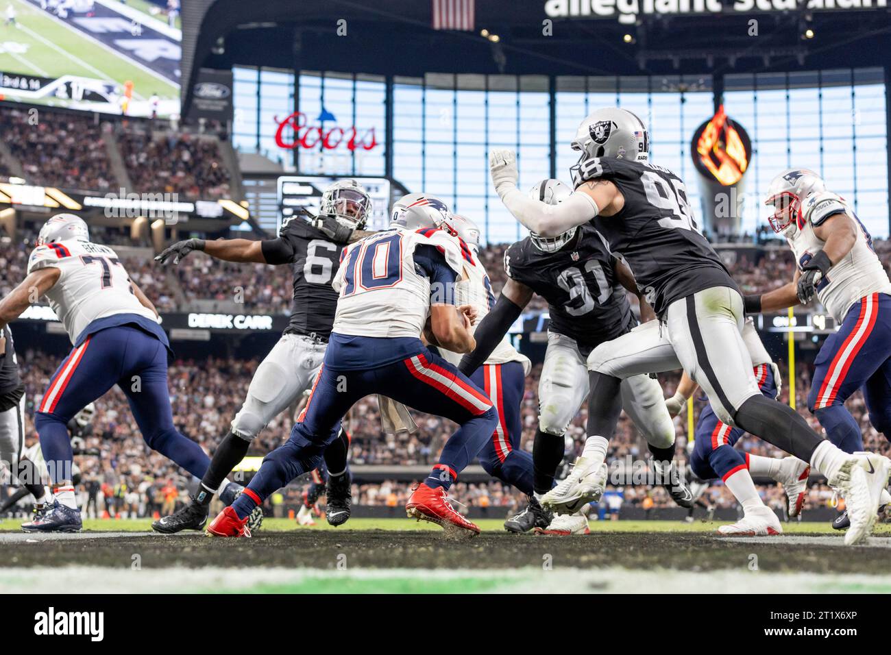 Las Vegas Raiders' Maxx Crosby (98), Brian Nichols (91), and Adam ...