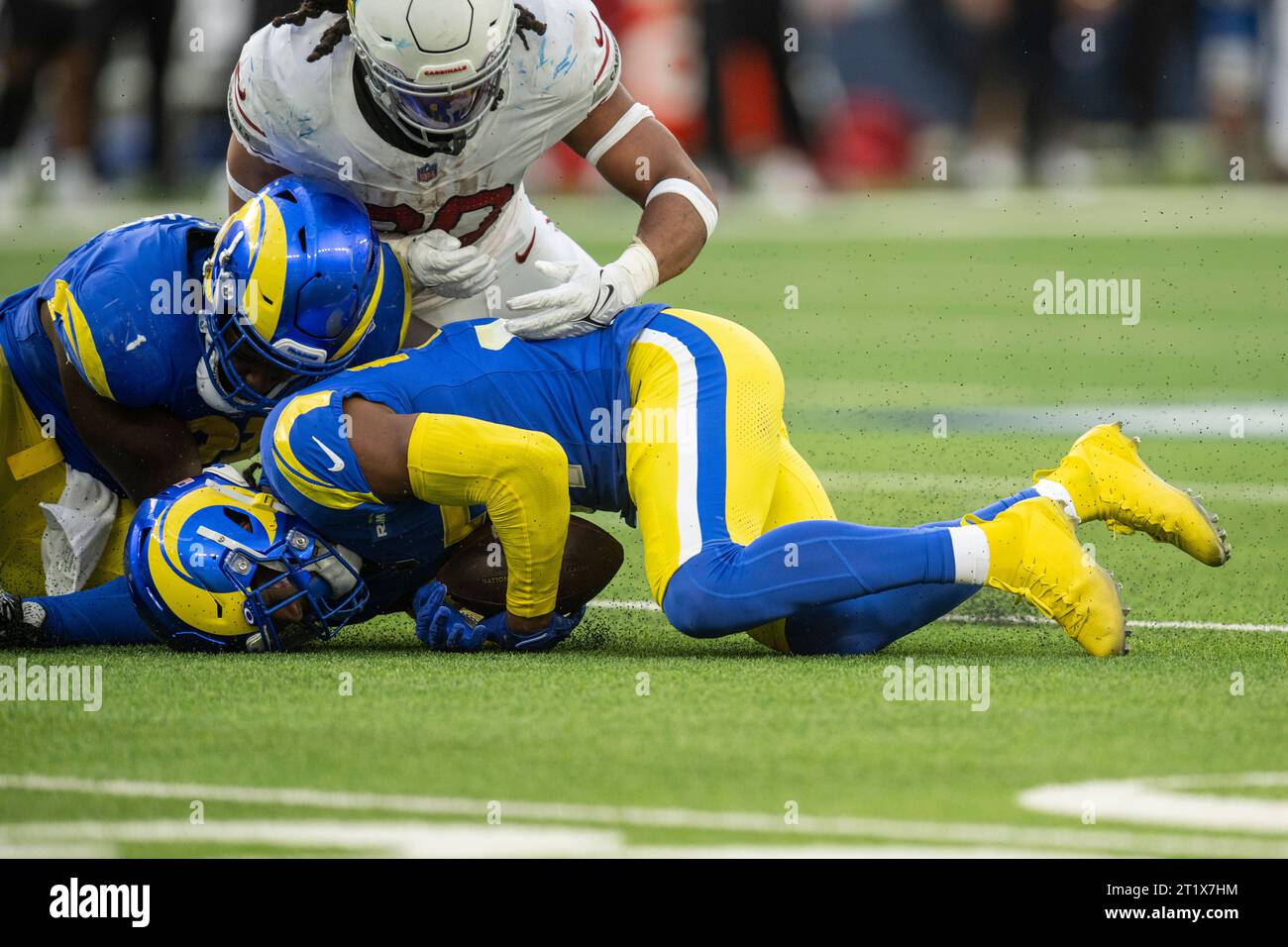 Los Angeles Rams safety Quentin Lake (37) recovers a fumble during an ...