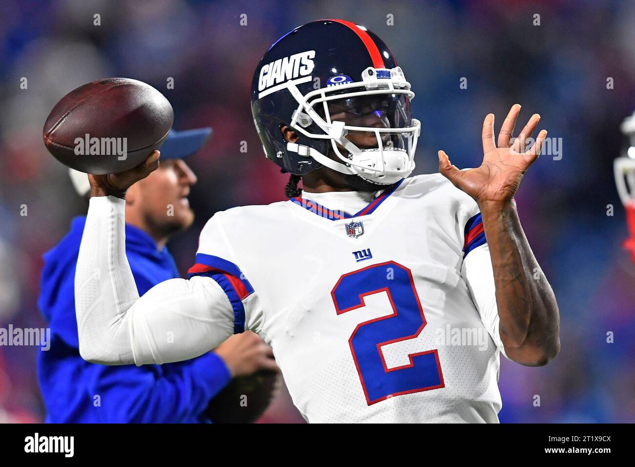 New York Giants quarterback Tyrod Taylor throws prior to an NFL ...