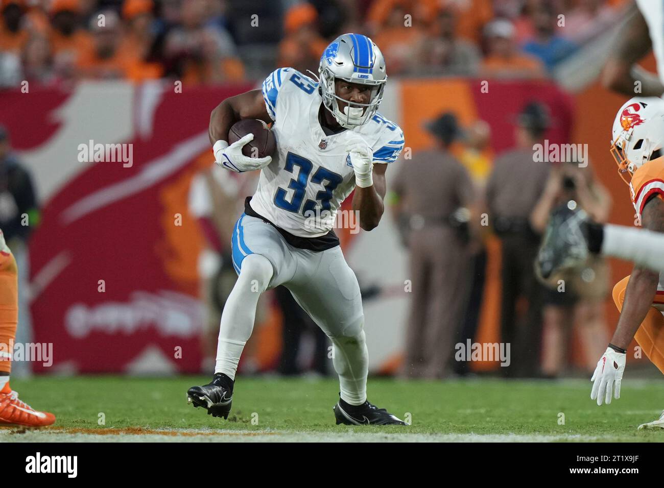 Detroit Lions running back Devine Ozigbo (33) runs after a catch during ...