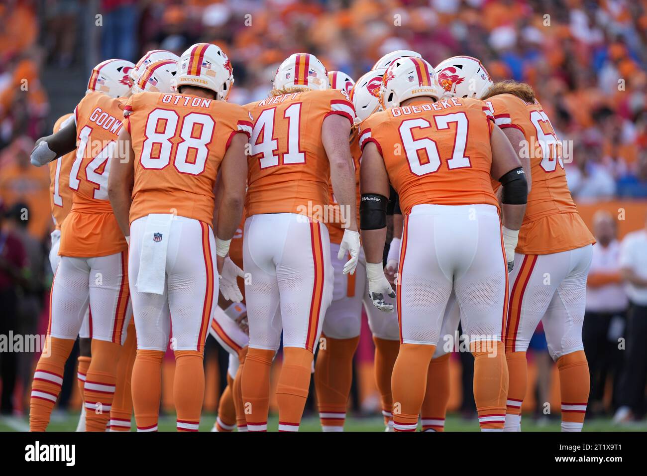 Tampa Bay Buccaneers quarterback Baker Mayfield (6) calls the play in ...