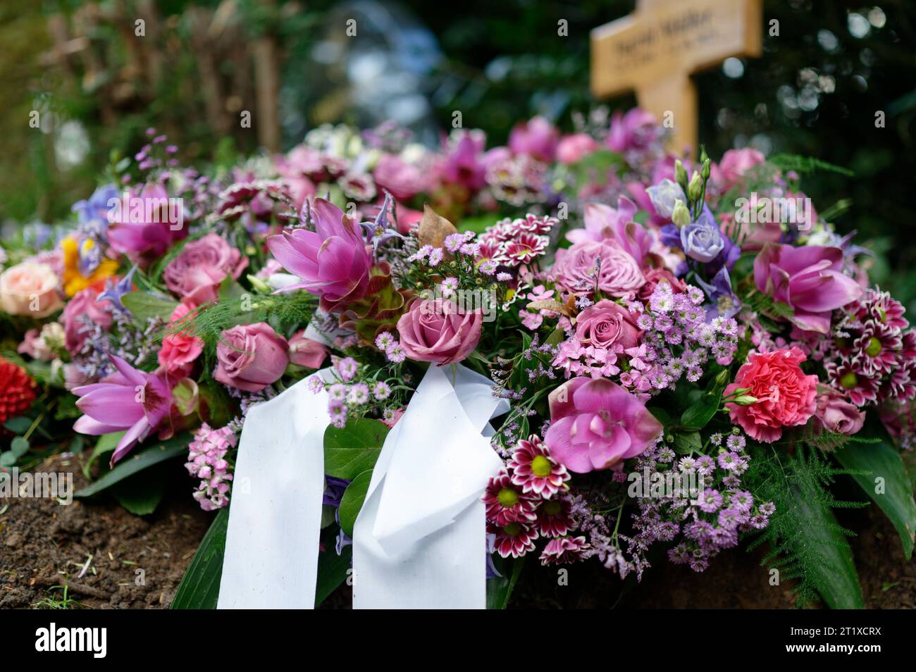 Wreath on a grave hi-res stock photography and images - Alamy