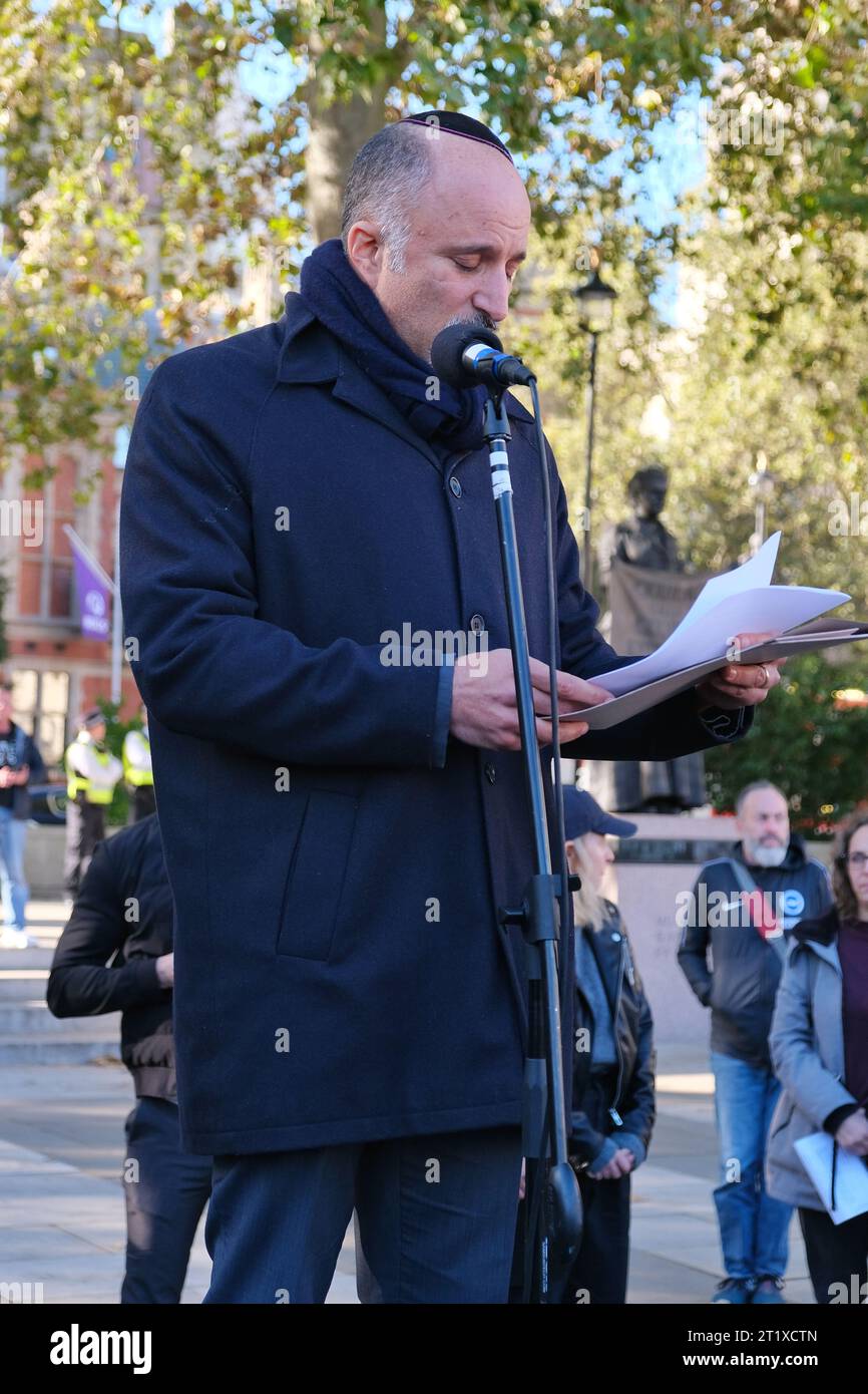 London, UK. 15th October, 2023. Rabbi Jeremy Gordon addresses attendees ...