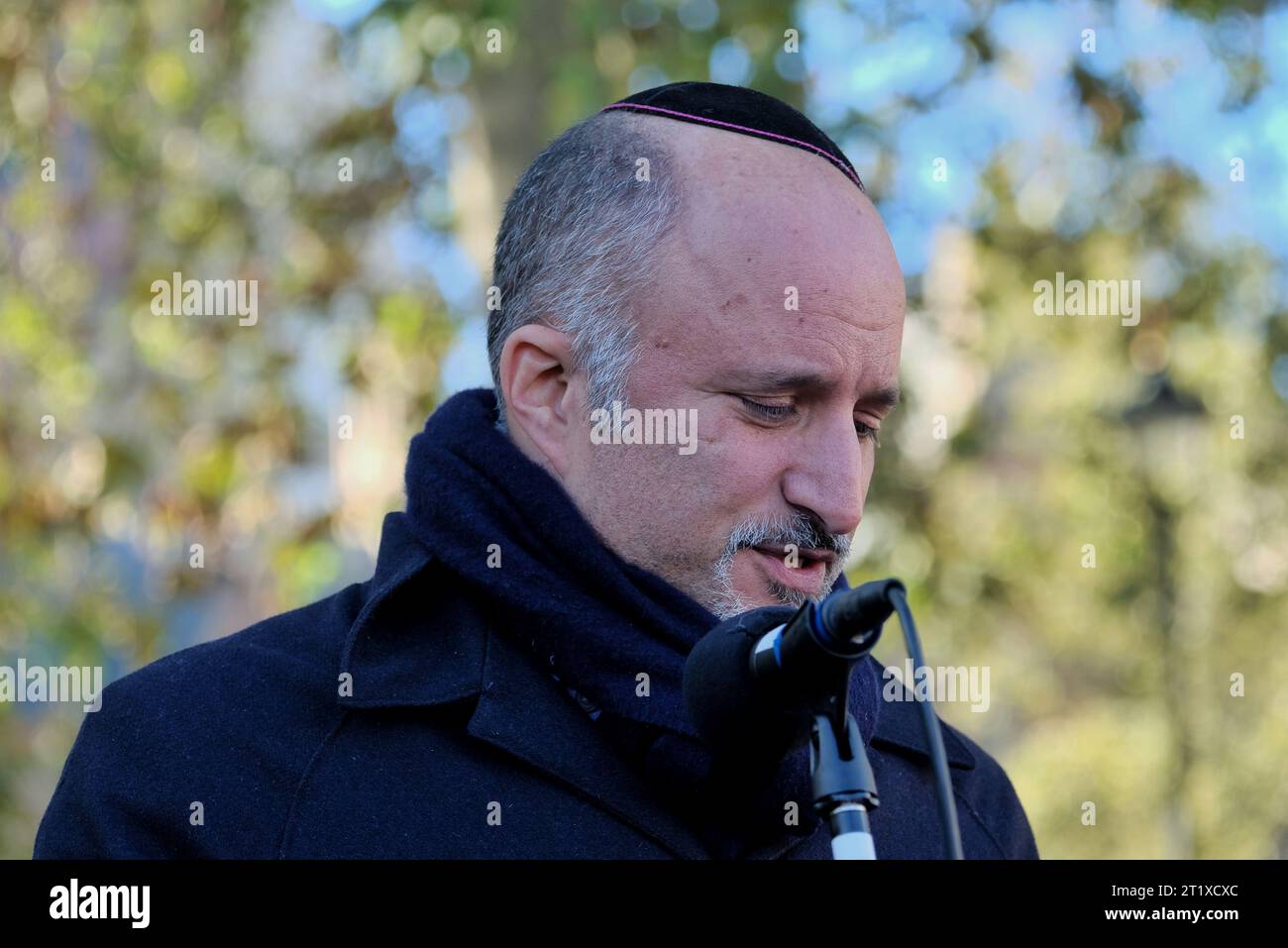 London, UK. 15th October, 2023. Rabbi Jeremy Gordon addresses attendees ...