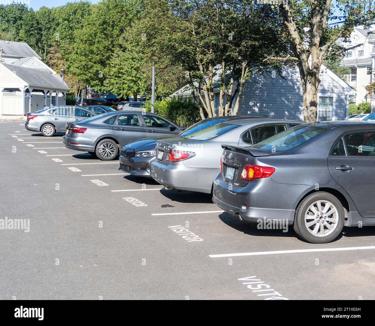 Cars parked in a parking lot at an apartment complex Stock Photo - Alamy