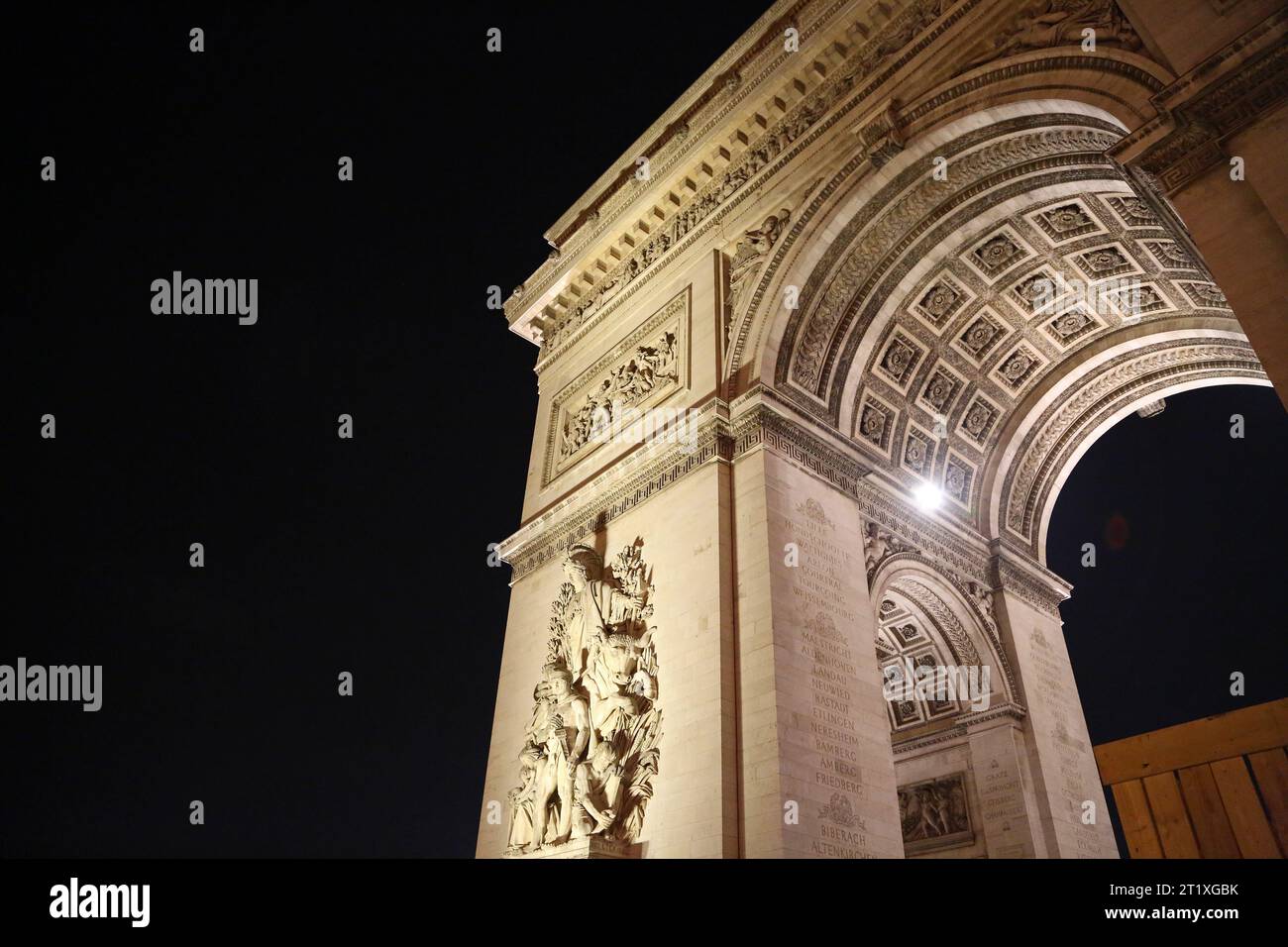 Triumphal arch at night hi-res stock photography and images - Alamy